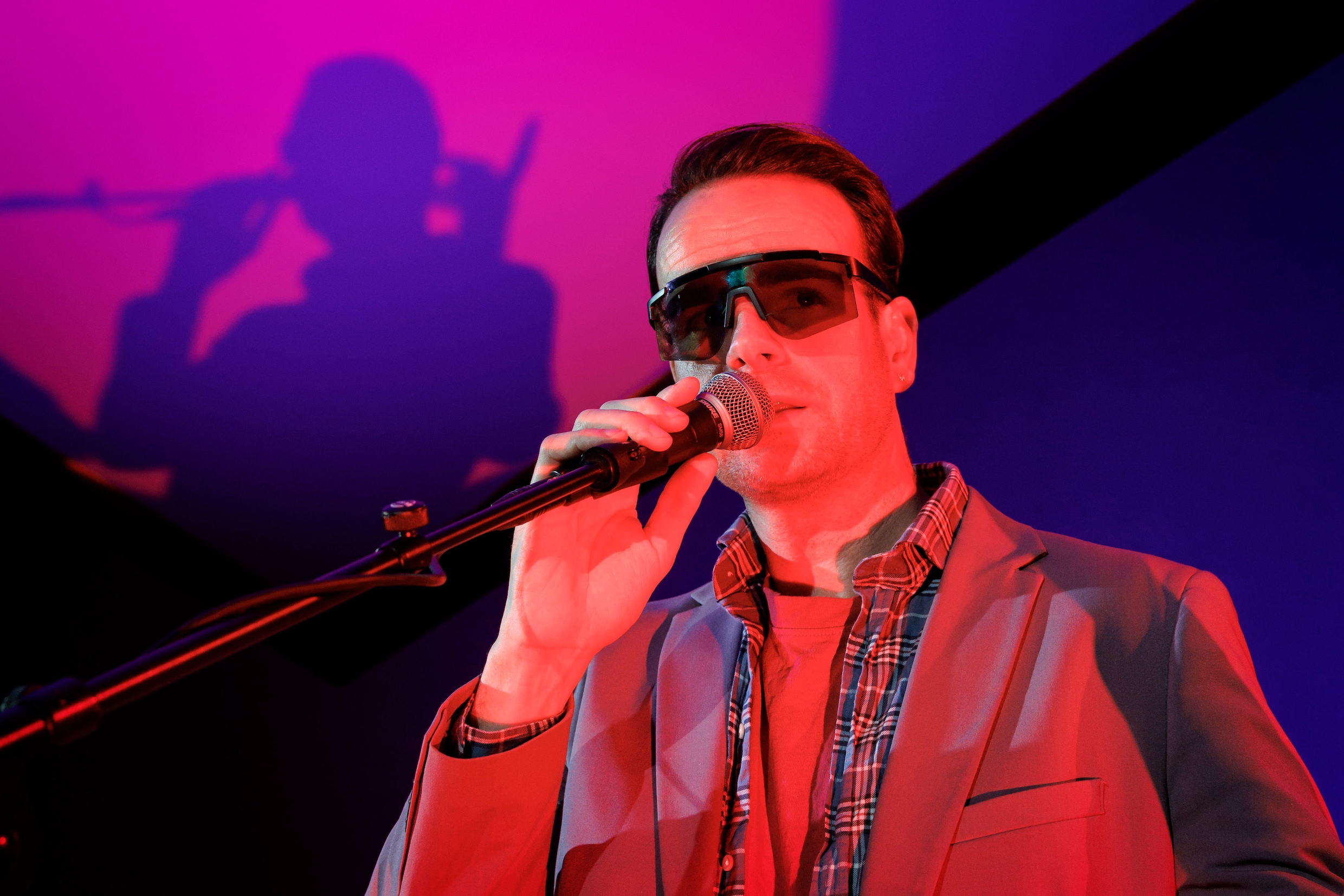 Henry van Loon jaagt in ‘Keanu’ iets herkenbaars uit het dagelijks ...