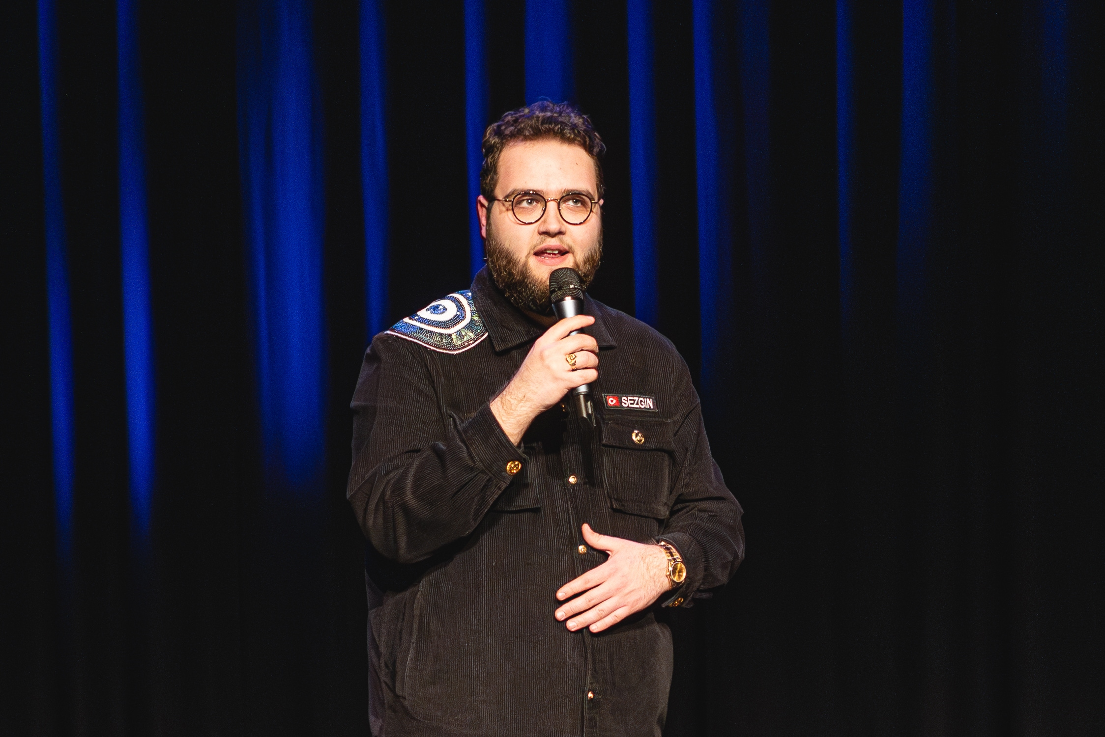 In zijn debuutshow speelt Sezgin Güleç slim en grappig met ...