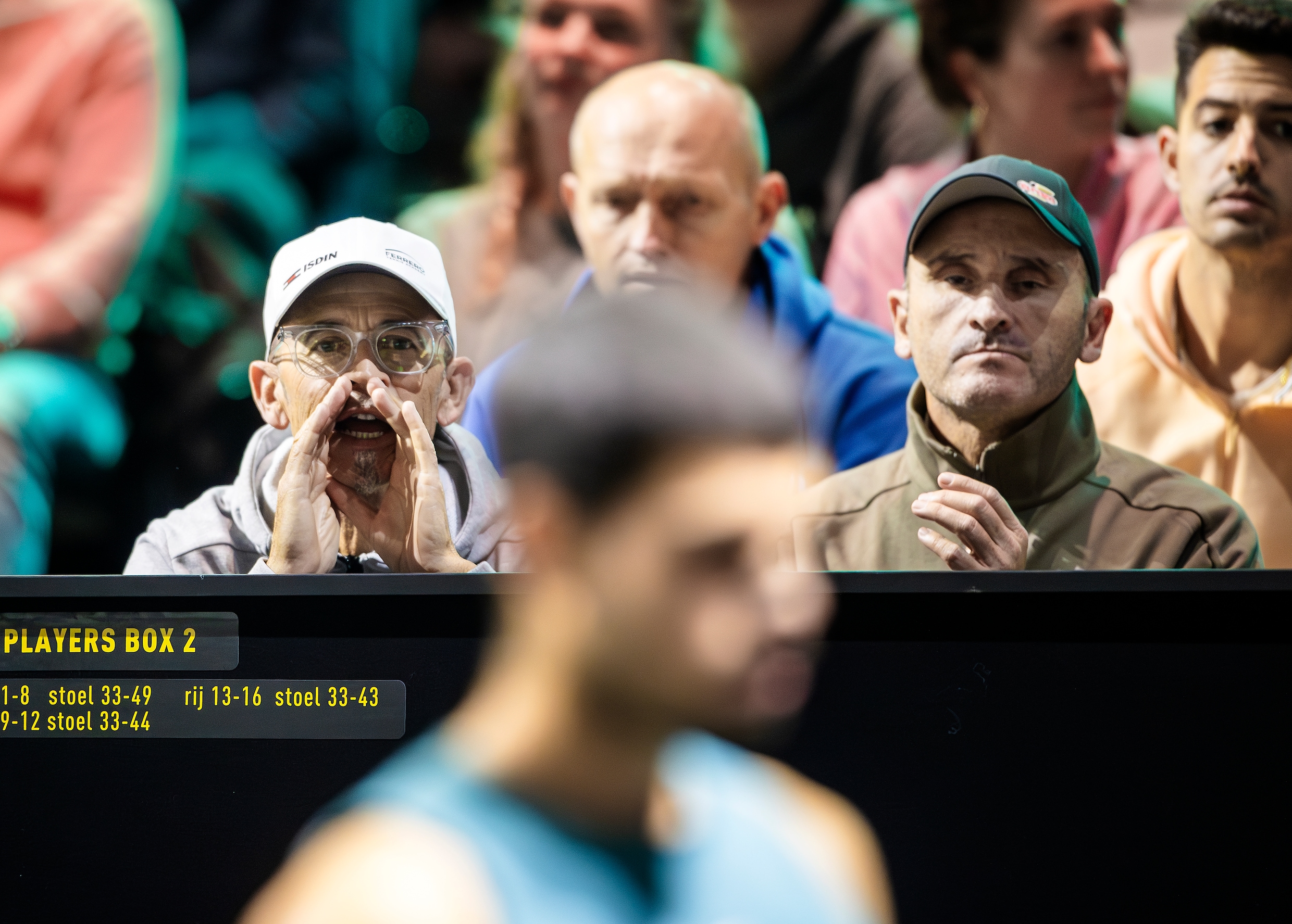 Coaches, fysio’s, managers: een beetje toptennisser heeft tegenwoordig ...