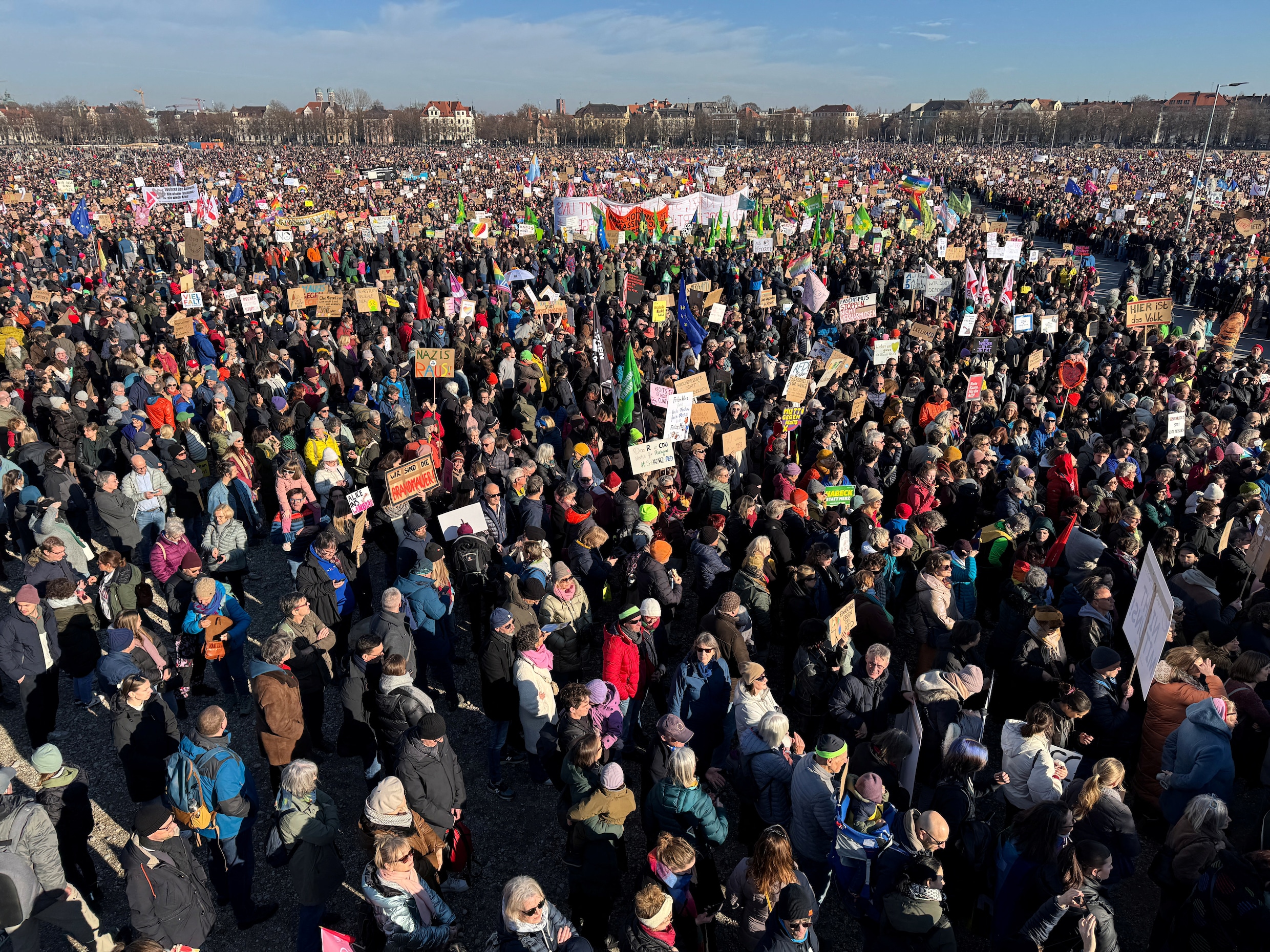 Duizenden Duitsers de straat op tegen radicaal-rechtse AfD: ‘Heel Duitsland is pisnijdig dat het ...