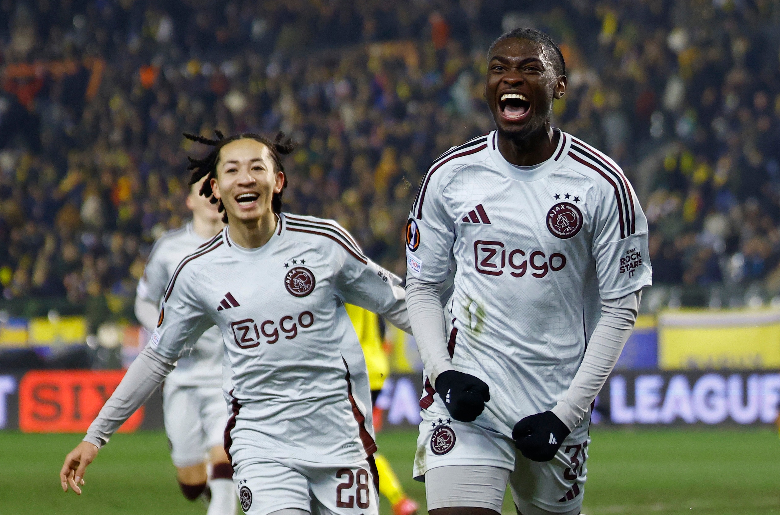 16-jarige Jorthy Mokio neemt Ajax bij de hand in eerste wedstrijd tegen ...