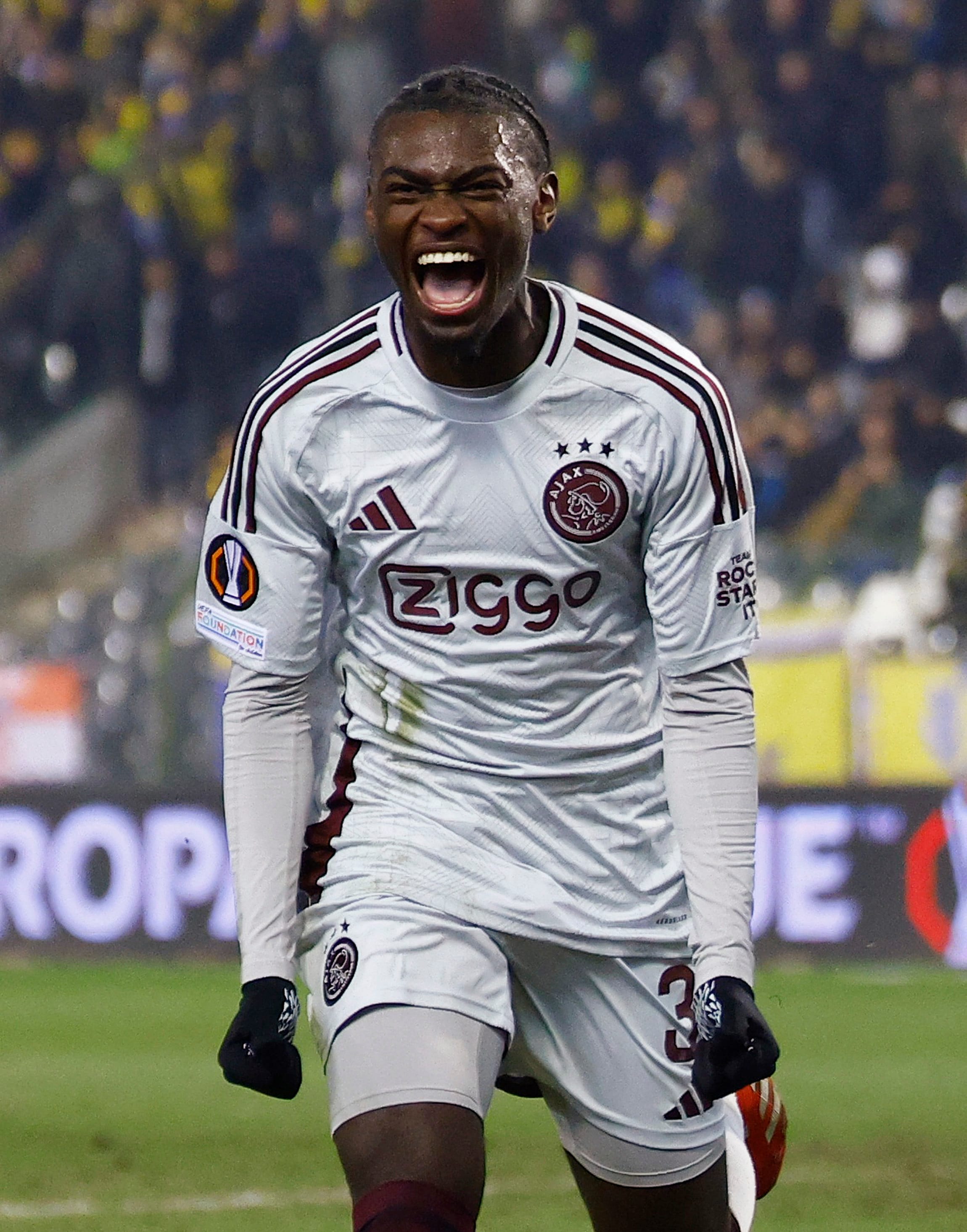 16-jarige Jorthy Mokio neemt Ajax bij de hand in eerste wedstrijd tegen Union Sint-Gillis | de ...