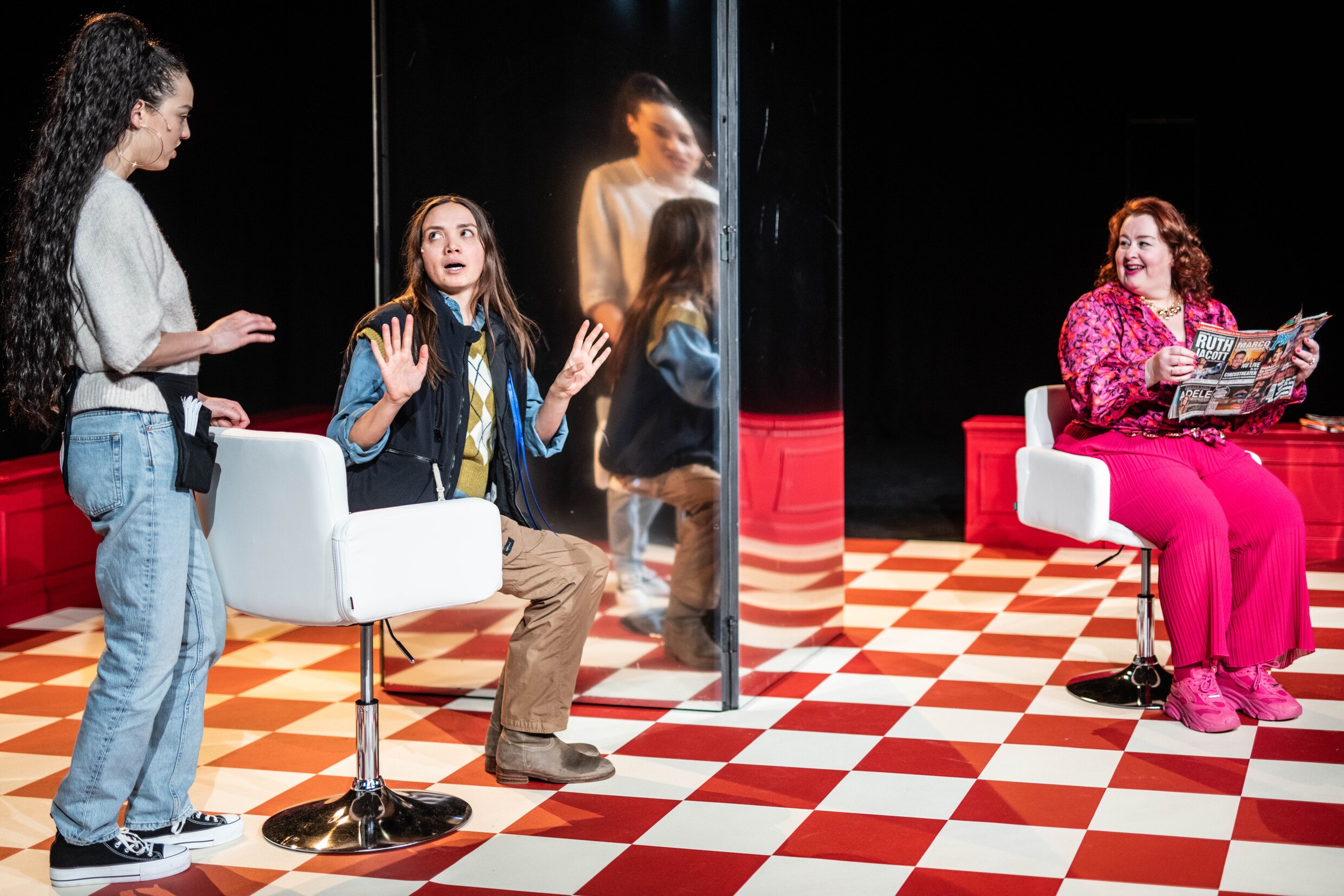 In het vermakelijke maar richtingloze ‘Spill the Tea’ zitten de ...