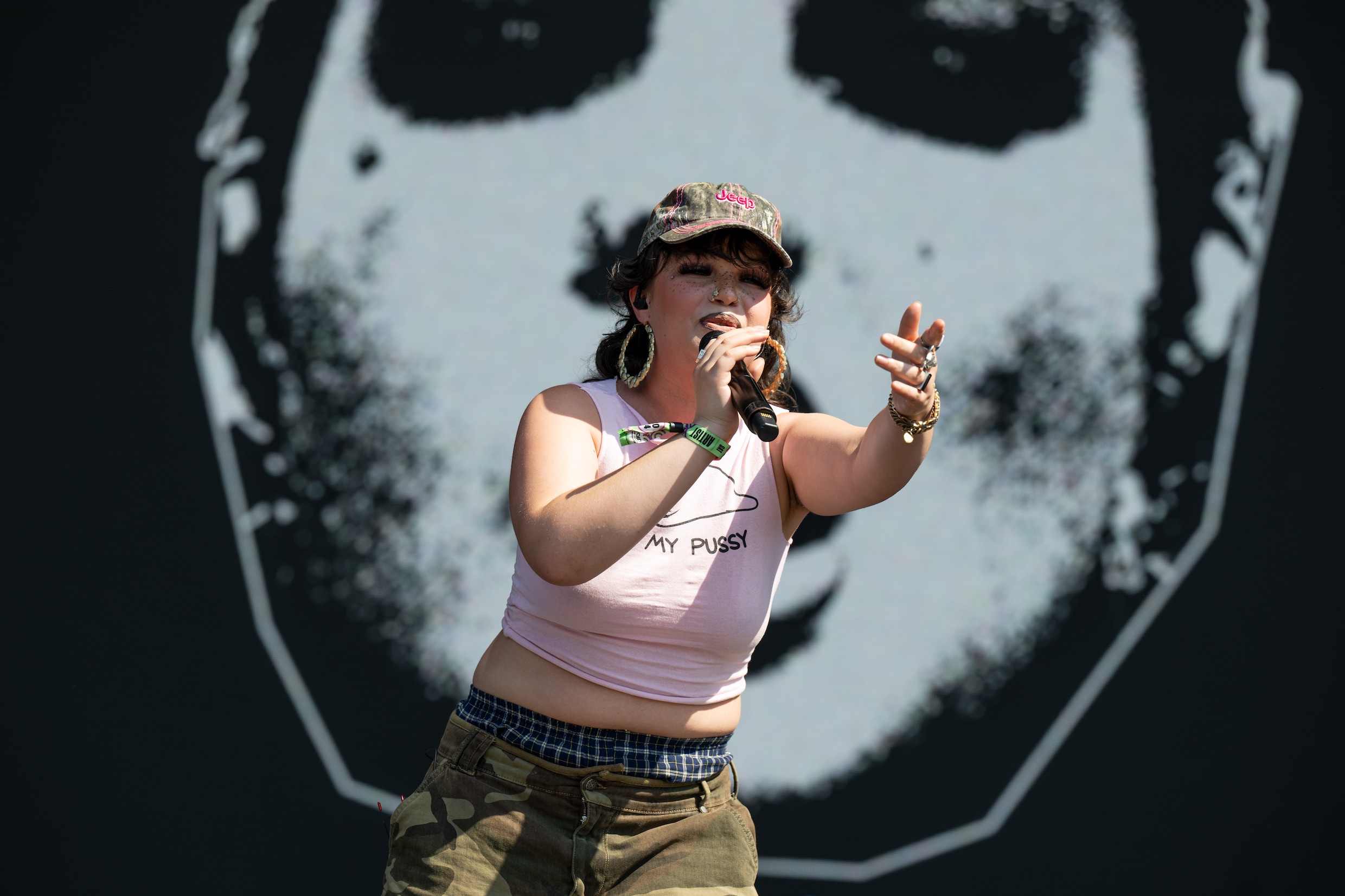 Lola Young omarmt de imperfectie met hese soulstem en Britse humor | de ...