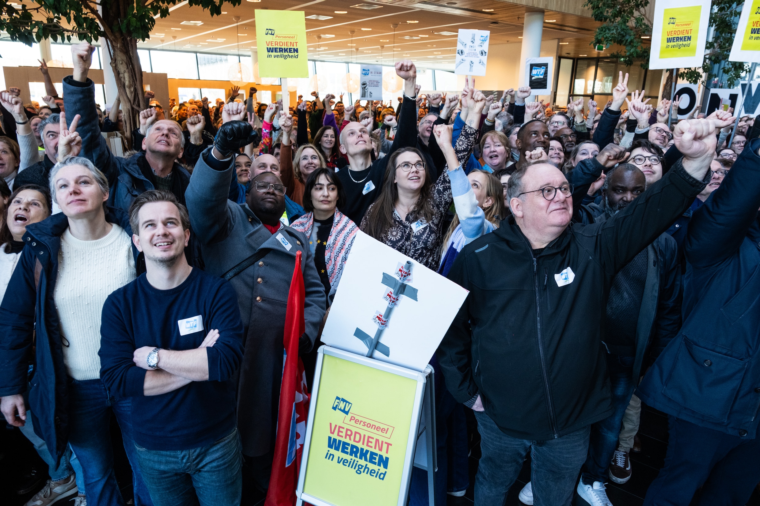 Honderden werknemers FNV staken tegen eigen vakbond: ‘De FNV zou een ...