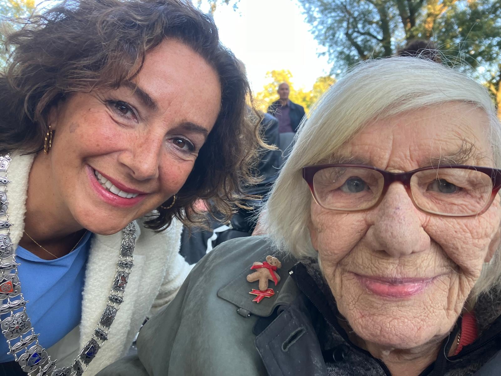 Ook toen de ‘hoge piefen’ niet meer kwamen, bleef Joke Buijs het Bijlmermonument verzorgen, om ...