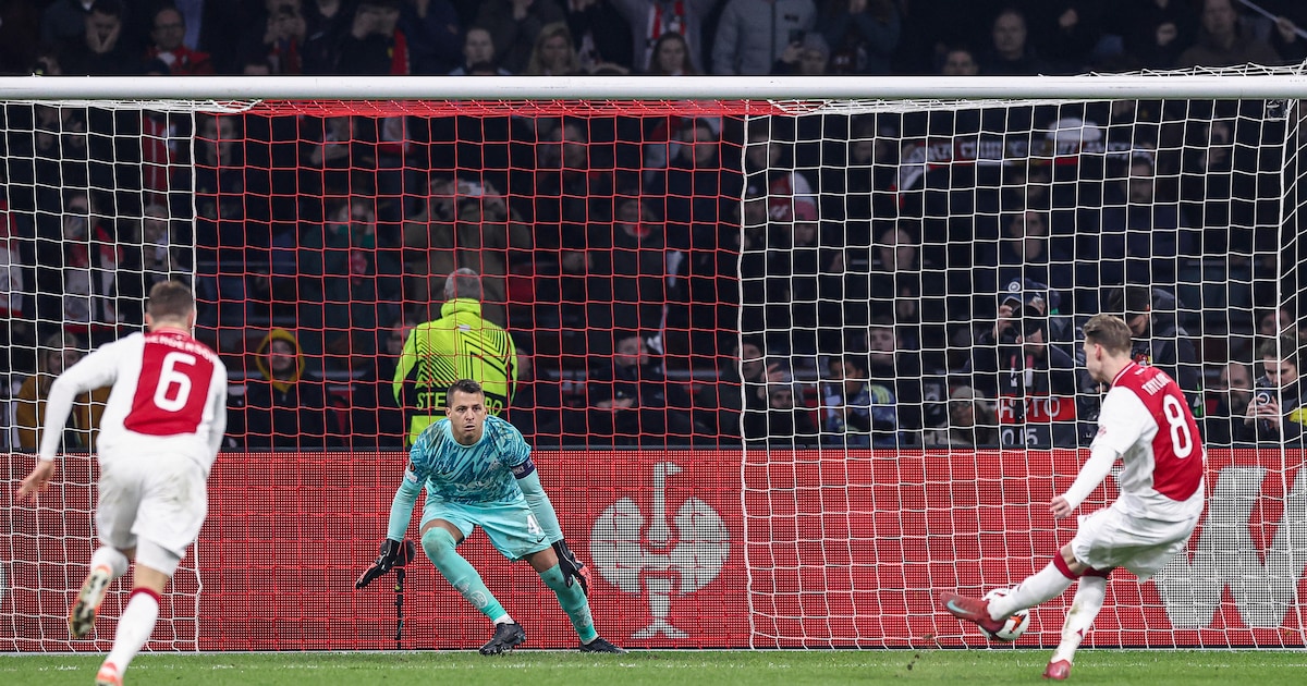 Ajax maakt van overleven alternatieve vorm van kunst en ontsnapt tegen ...