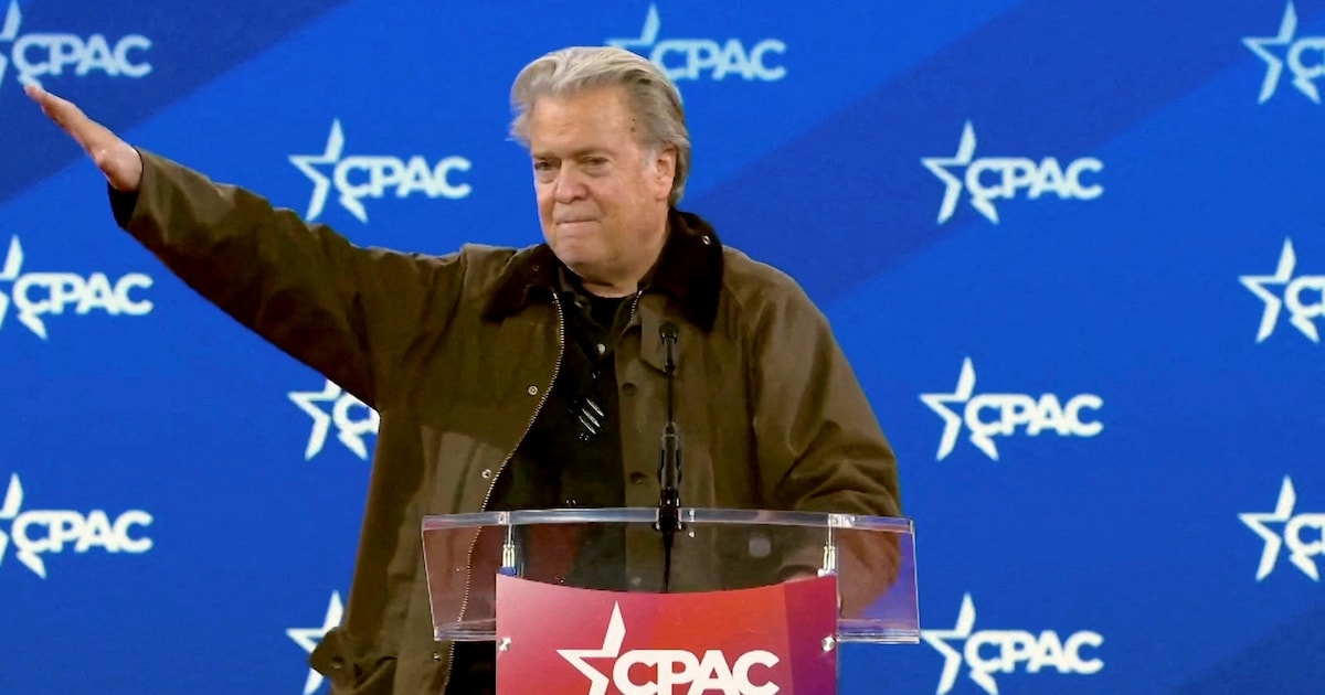 Hitlergroet Steve Bannon gaat zelfs radicaal-rechts te ver | de Volkskrant