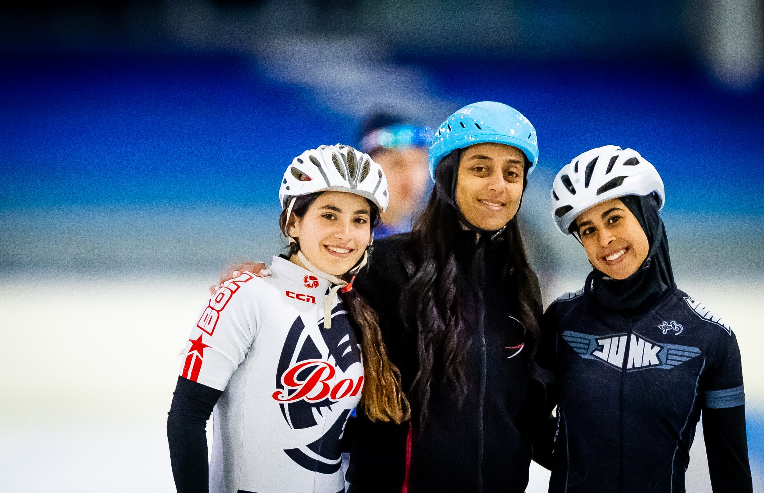 Met gehuurde schaatsen gaan Egyptische skeeleraars het ijs van Thialf ...