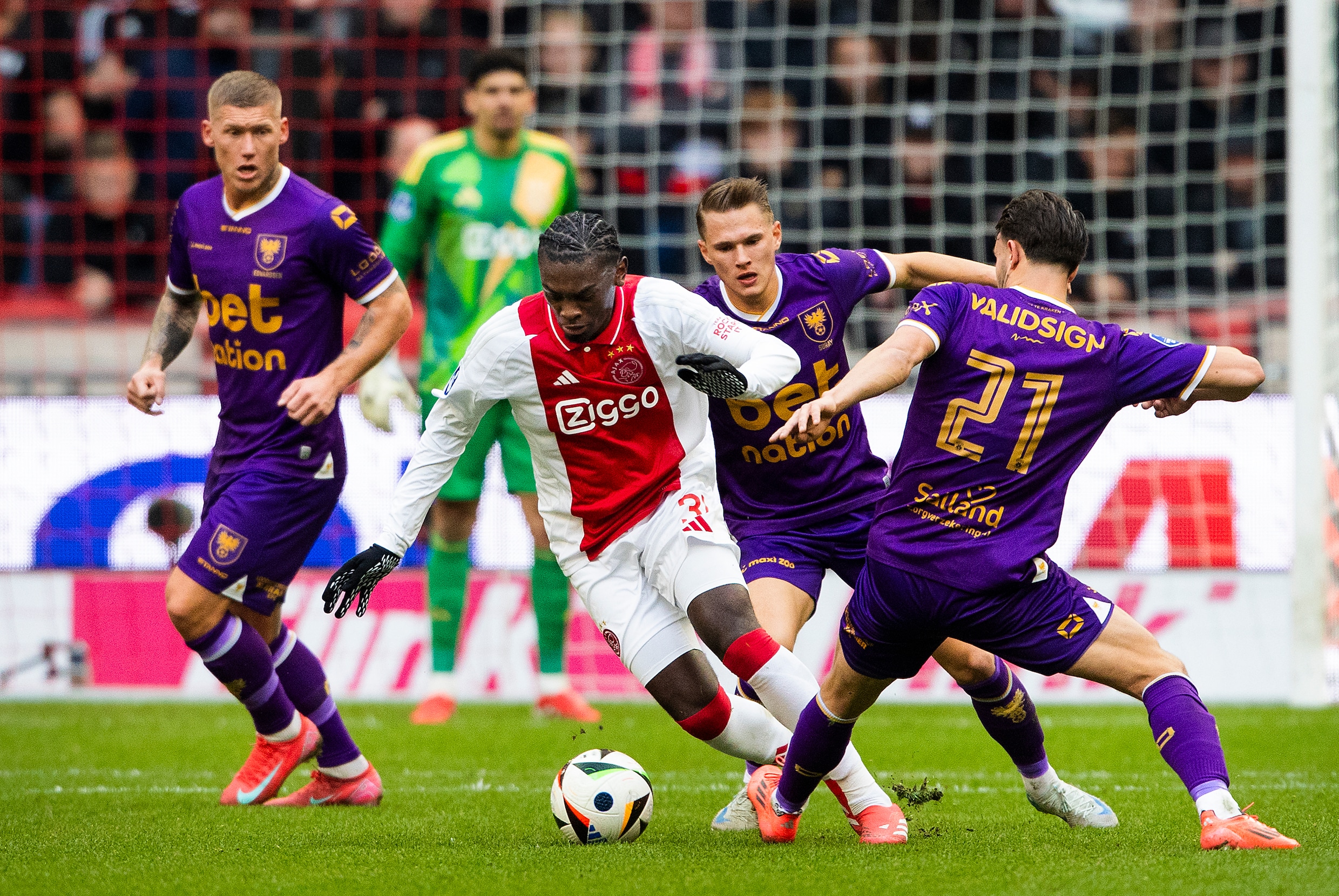 Ajax verslaat ook Go Ahead (2-0) maar praat niet over titel, ondanks vijf punten voorsprong op ...