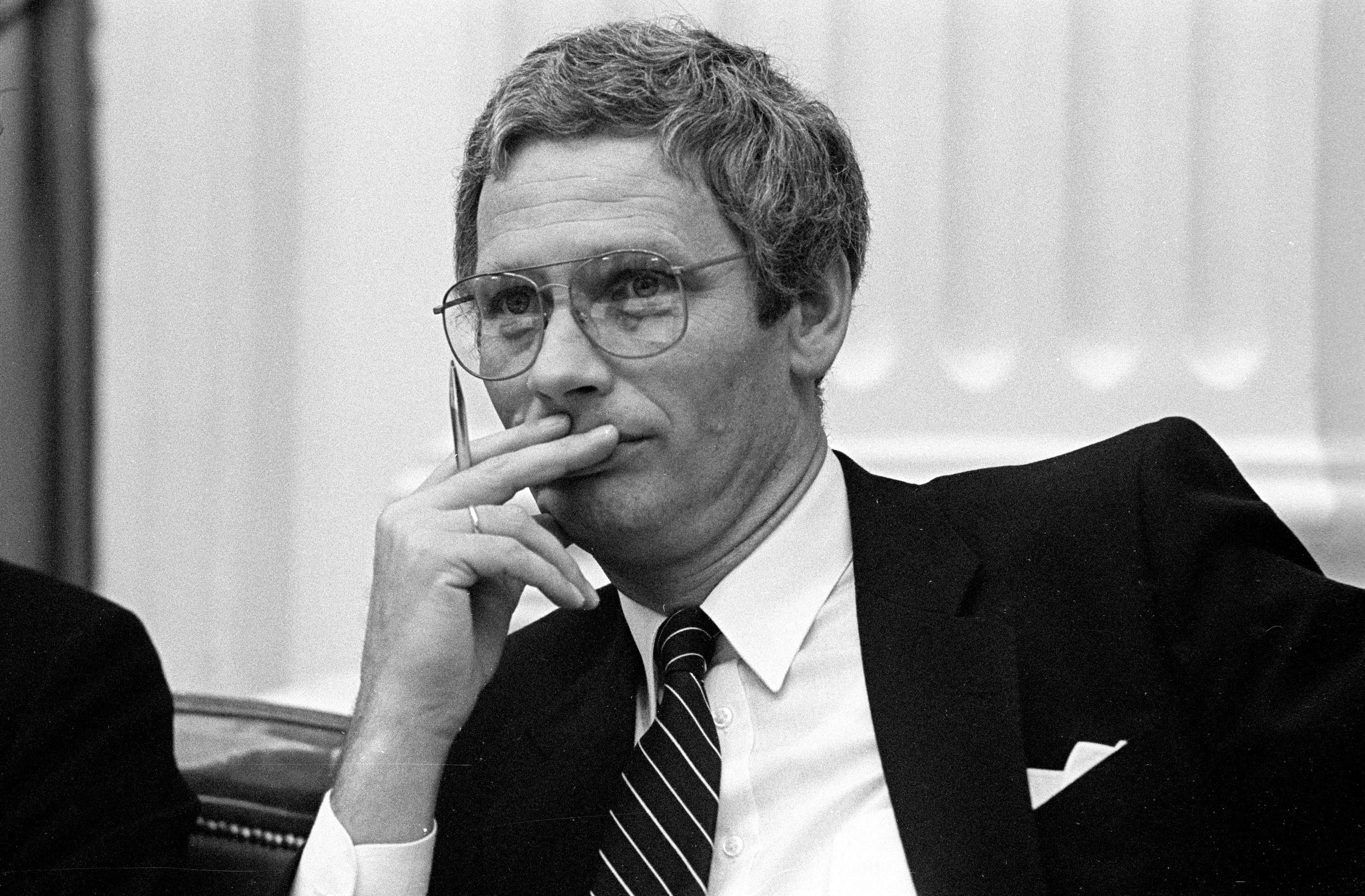 Voormalig buitenlandminister Hans van den Broek (CDA) op 88-jarige ...