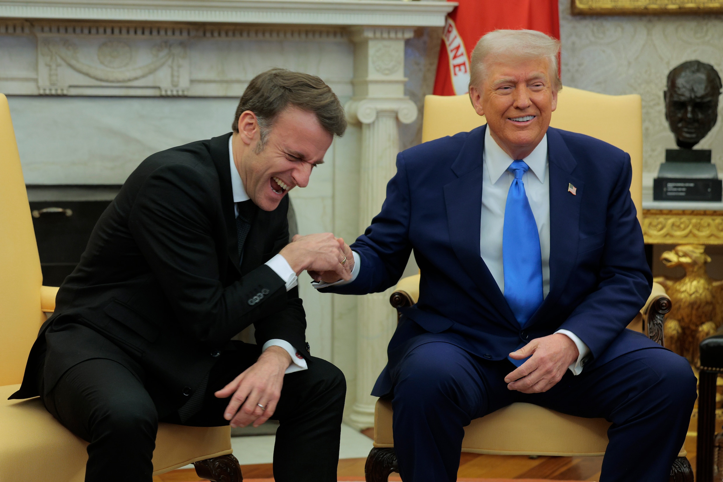 Politiek theater Macron en Trump levert voorzichtig succesje op | de ...