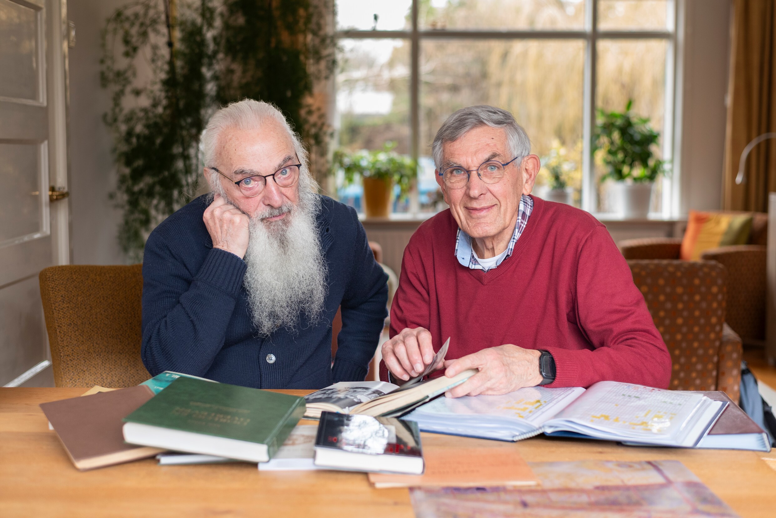 Hun vaders overleefden het bombardement van hun schip. Zij zoeken naar ...