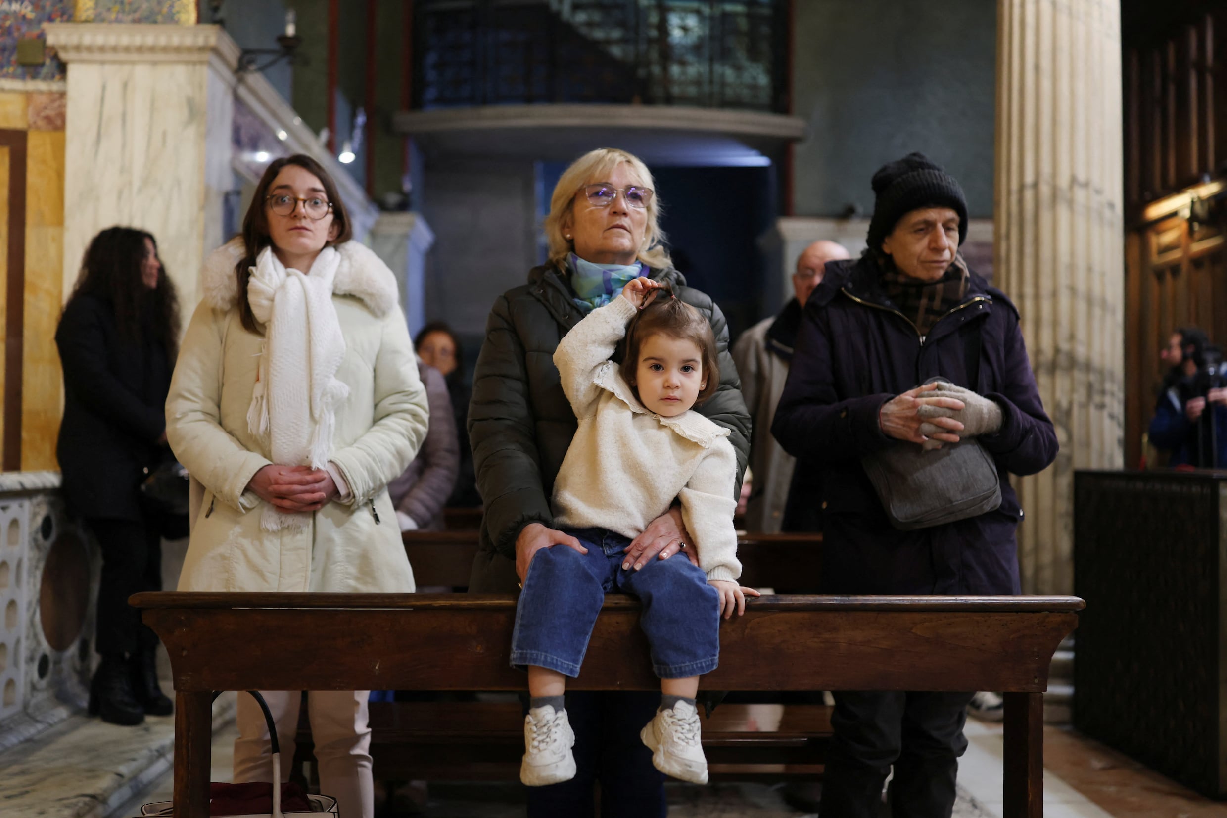 In de Argentijnse kerk in Rome bidden Zuid-Amerikanen voor ‘hun’ paus ...
