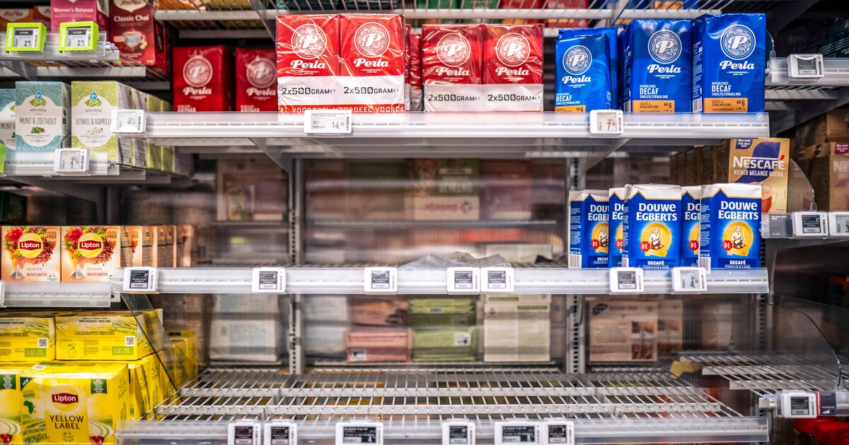 Het koffieschap in de supermarkt is leeg. Hoe komt dat? | de Volkskrant