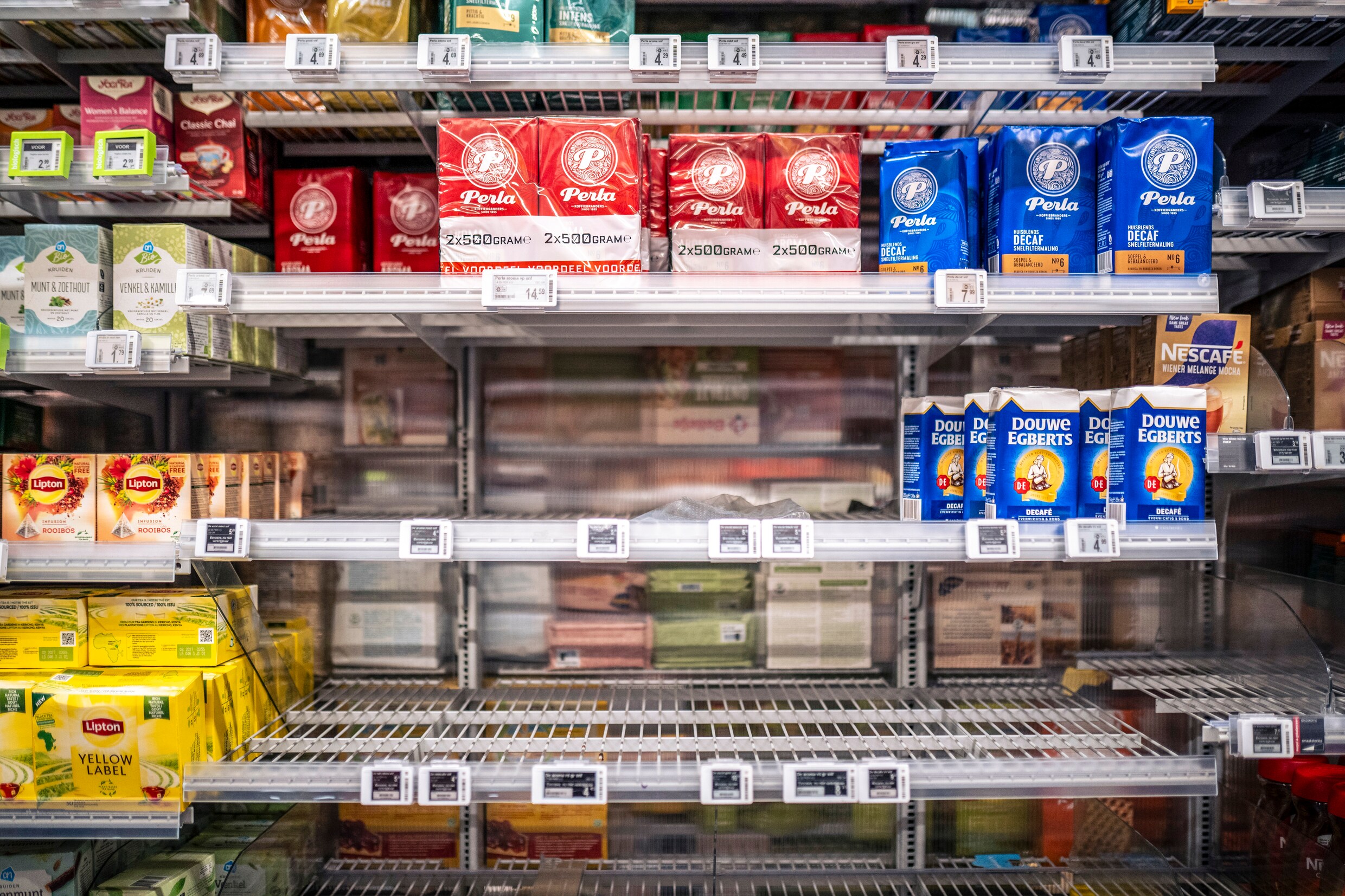 Het koffieschap in de supermarkt is leeg. Hoe komt dat? | de Volkskrant