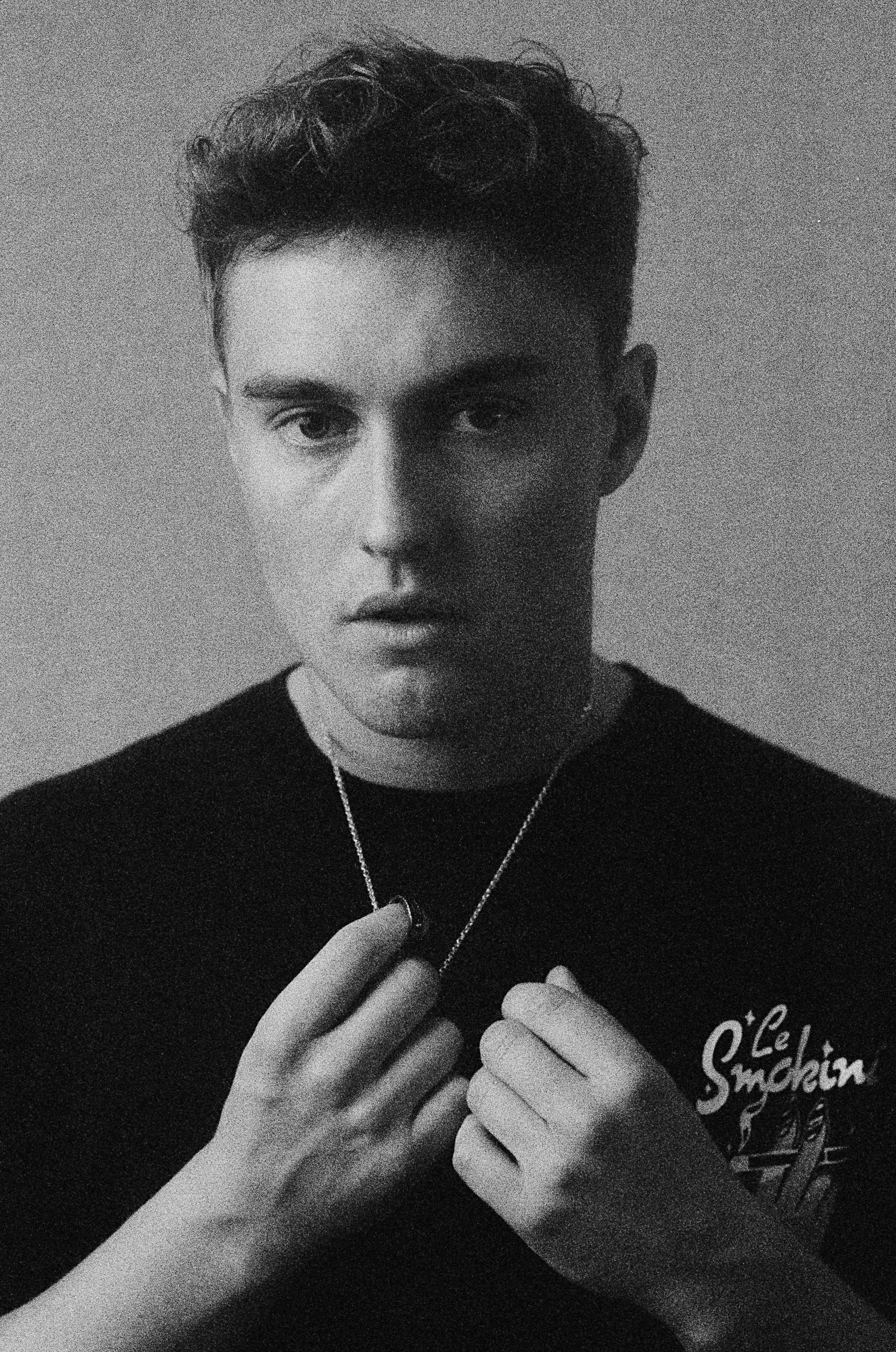 Zanger Sam Fender behaalt de grootste successen, maar hij houdt een ...