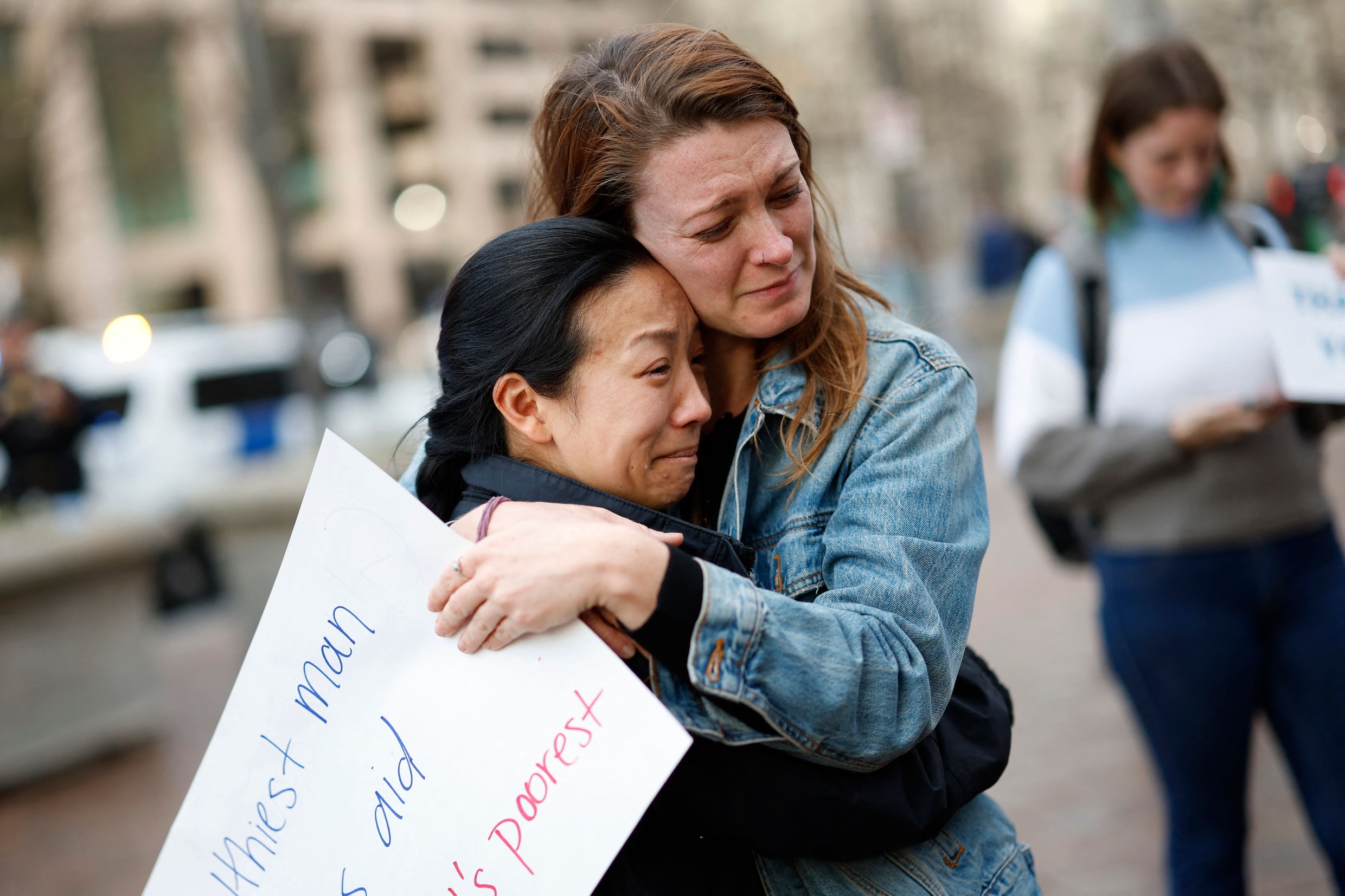 Rechter verklaart ontslag van ambtenaren door Trump onwettig, chaos ...