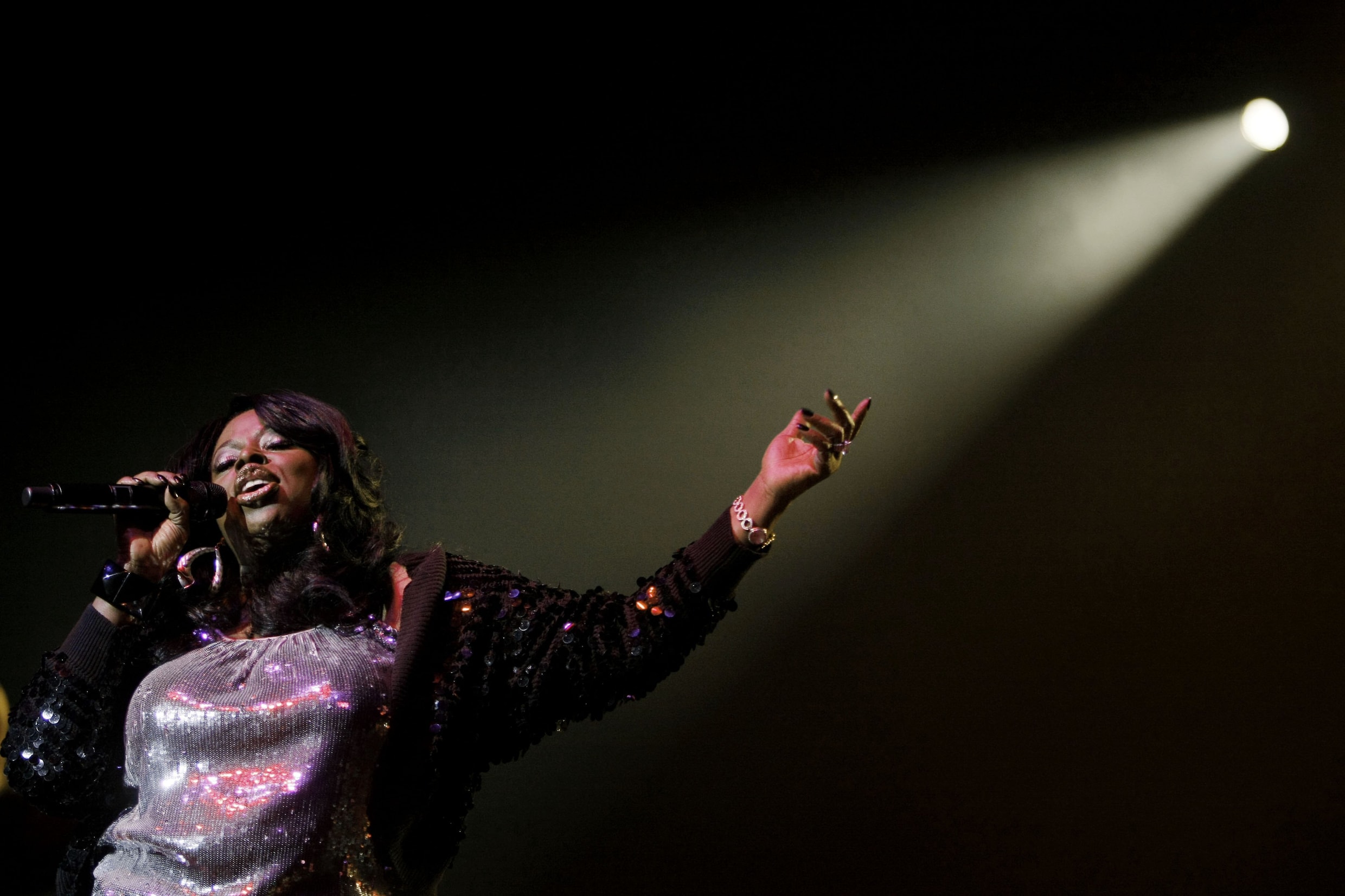 Amerikaanse R&B-zangeres Angie Stone (63) na optreden omgekomen bij ...