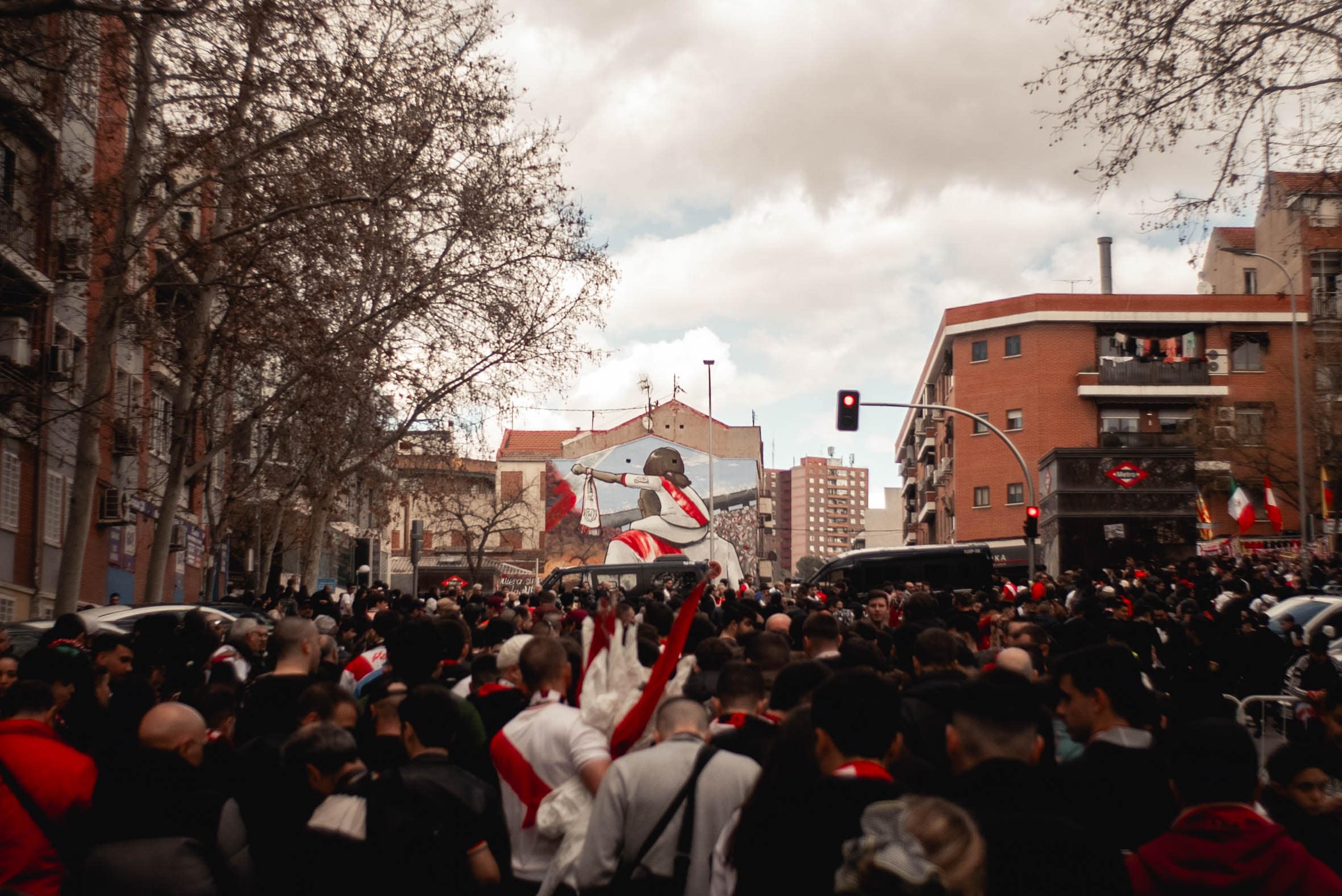 Bij de Madrileense volksclub Rayo Vallecano is bíjna iedereen welkom ...