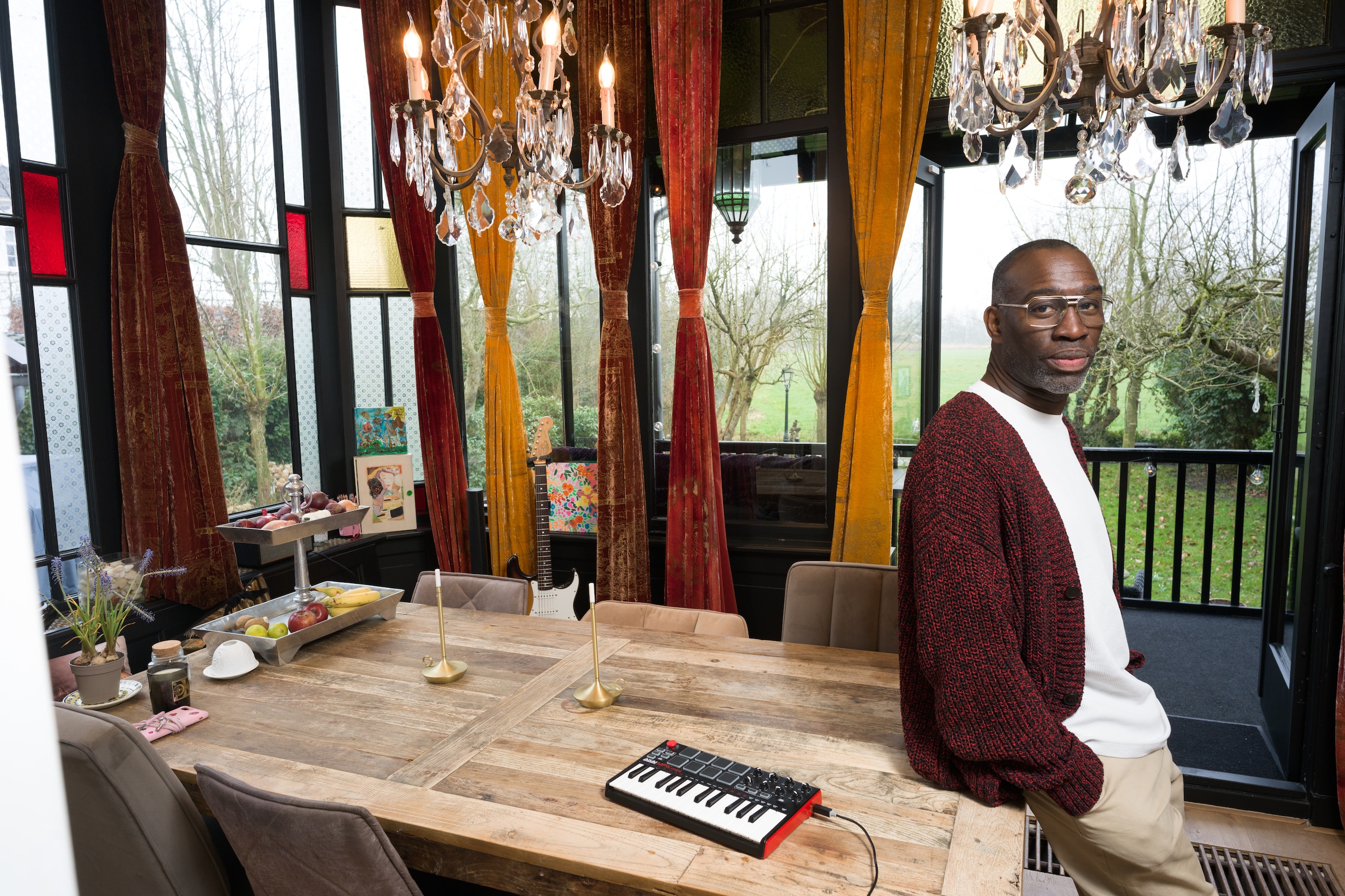 Alvin Lewis voert voor het eerst een choreografie uit op het podium ...