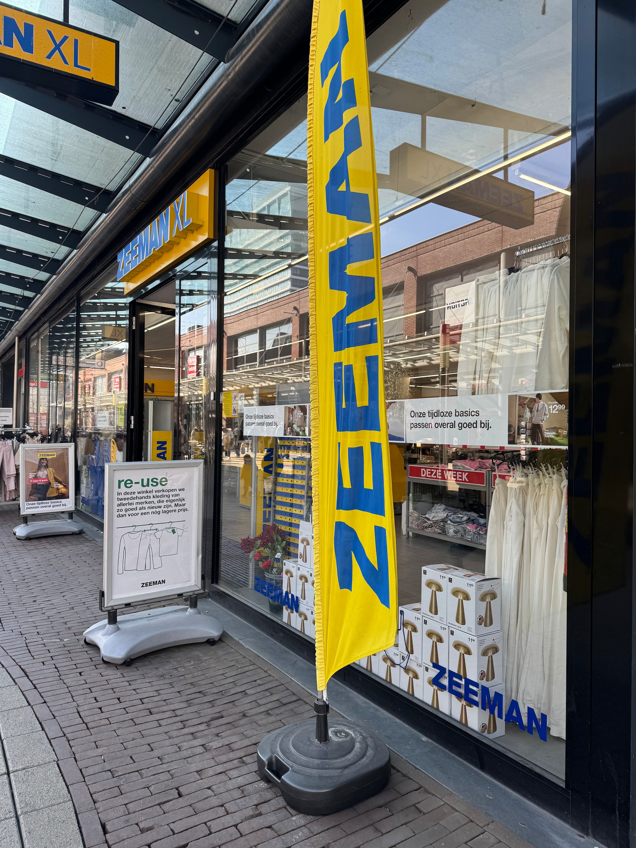 Winkelman bezoekt Zeeman, waar nu ook tweedehandskleding wordt ...