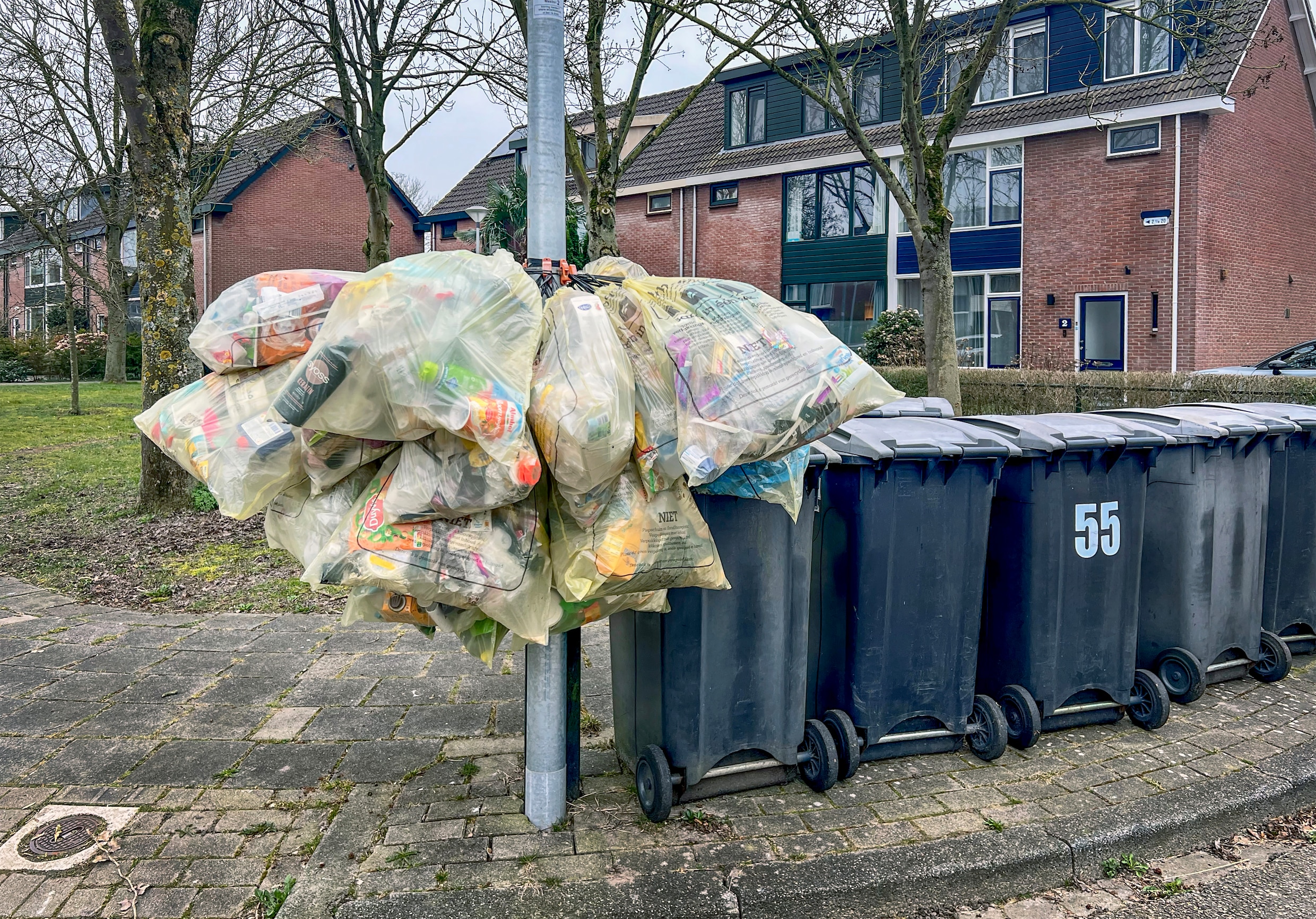 Zwaar vervuild gescheiden plastic gaat straks niet meer direct de ...