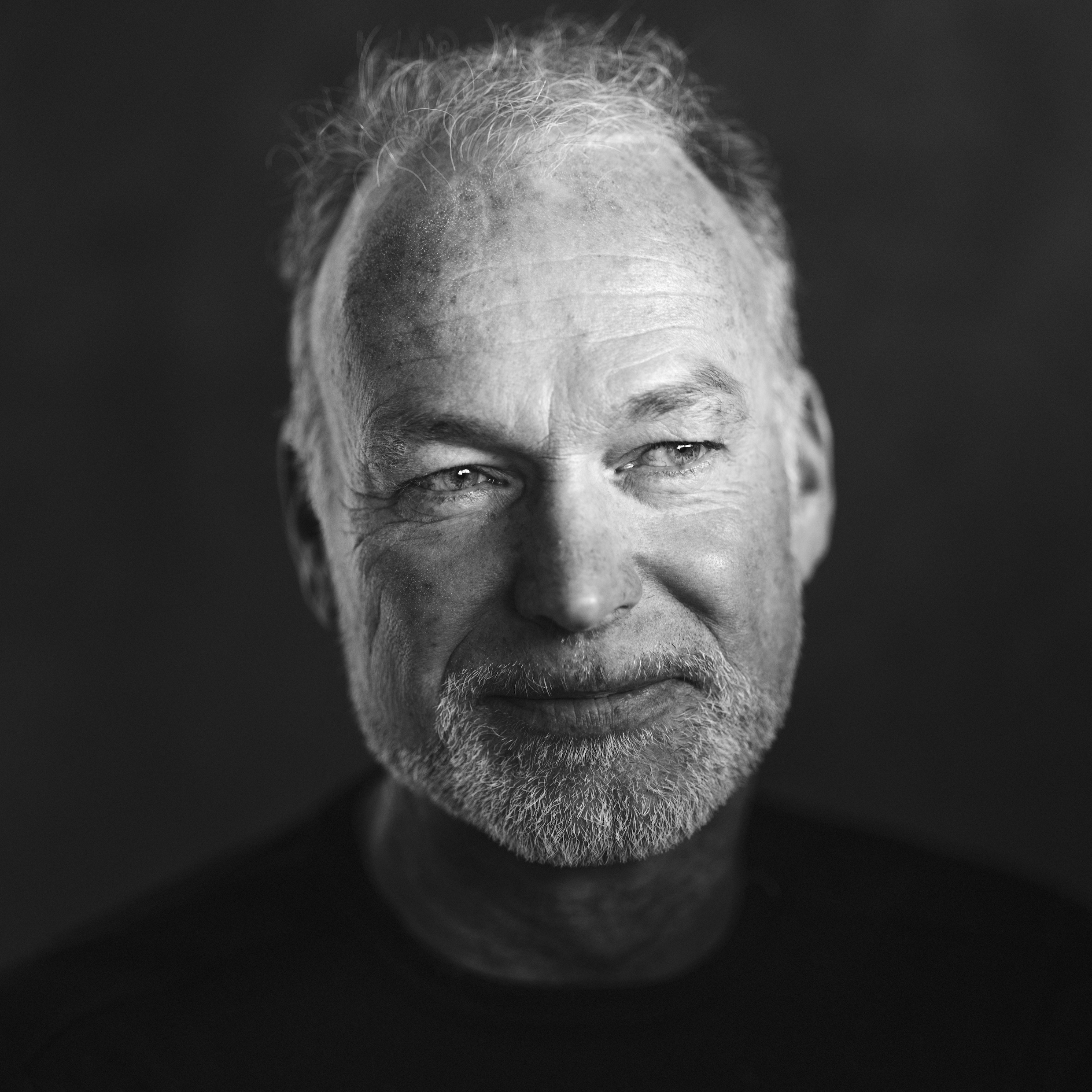 ‘Toen ik tijdens het douchen geklop hoorde, sloeg ik vlug een handdoek ...