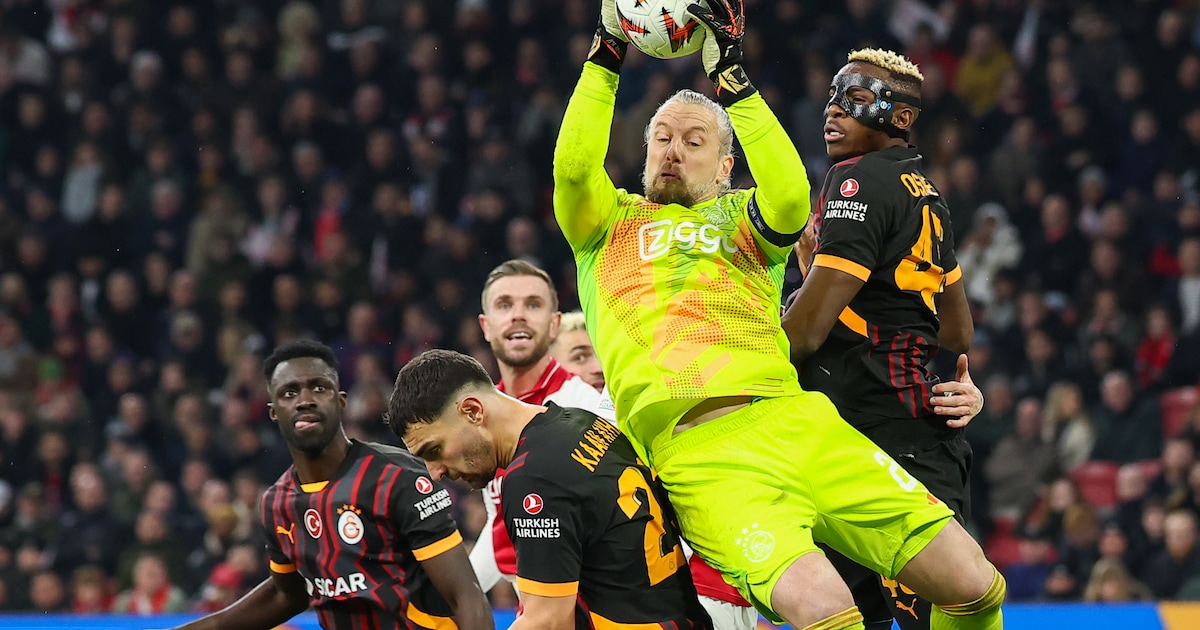 Als pater familias van Ajax geeft Pasveer ‘de jongens’ het gevoel dat er iemand achter ze staat ...