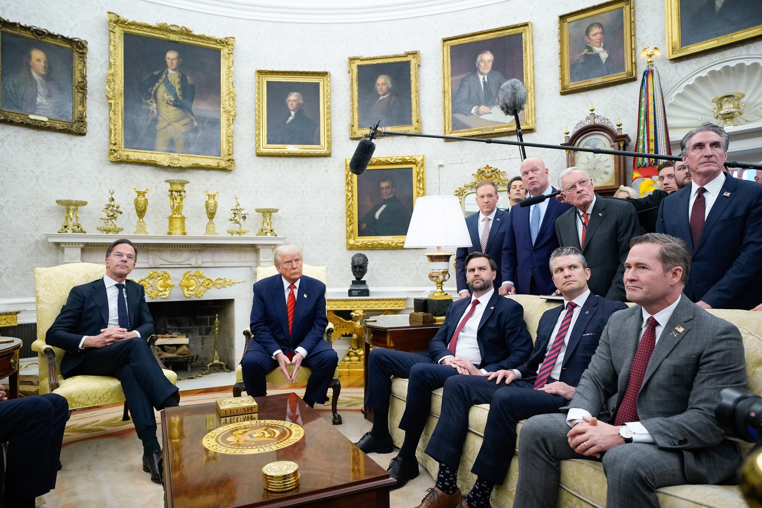 ‘Rutte loopt met vrolijk lachen naar Trump tegen de randen van zijn ...