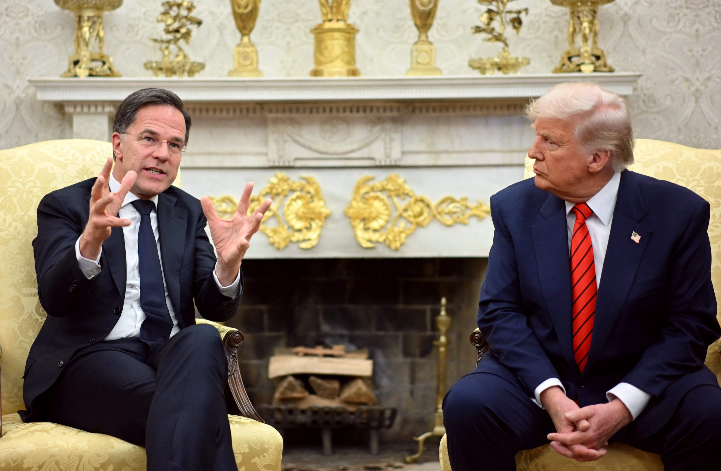 ‘Rutte loopt met vrolijk lachen naar Trump tegen de randen van zijn ...