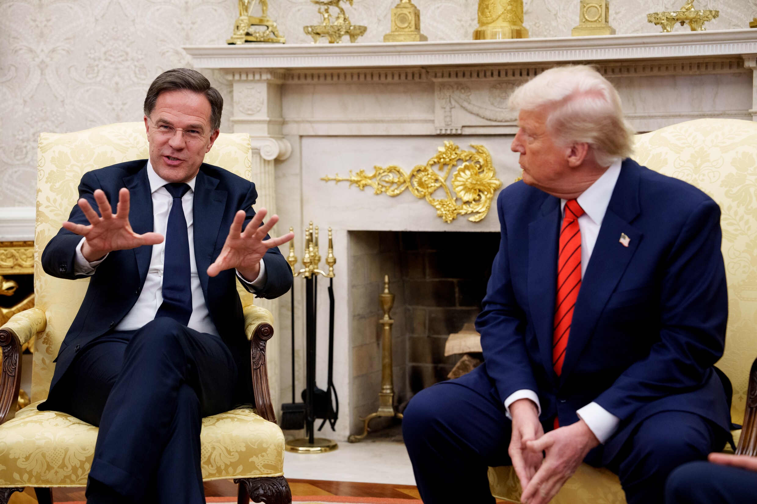 ‘Rutte loopt met vrolijk lachen naar Trump tegen de randen van zijn ...