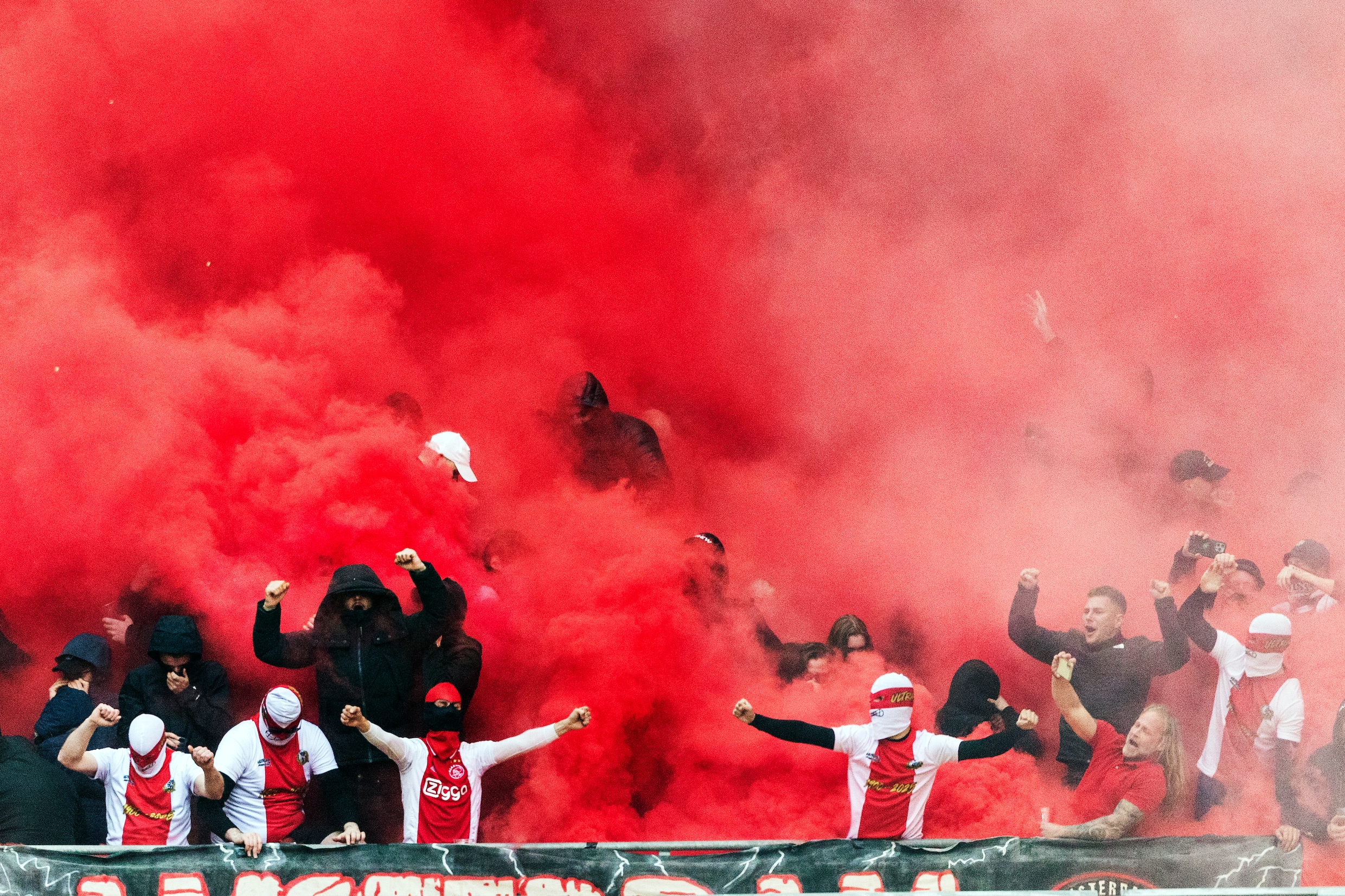 Wangedrag en opwinding bij Ajax-AZ, tumultueuze wedstrijd eindigt in 2-2 | de Volkskrant