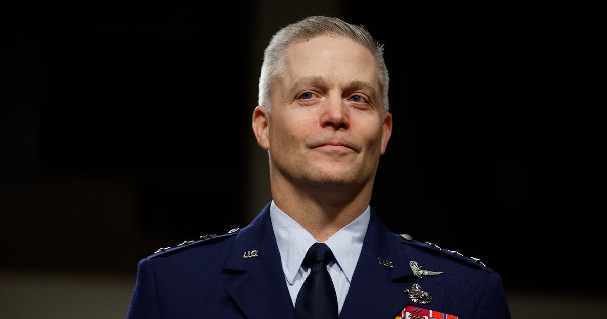 Trump stuurt populaire NSA-baas weg na gesprek met complotdenker | de ...