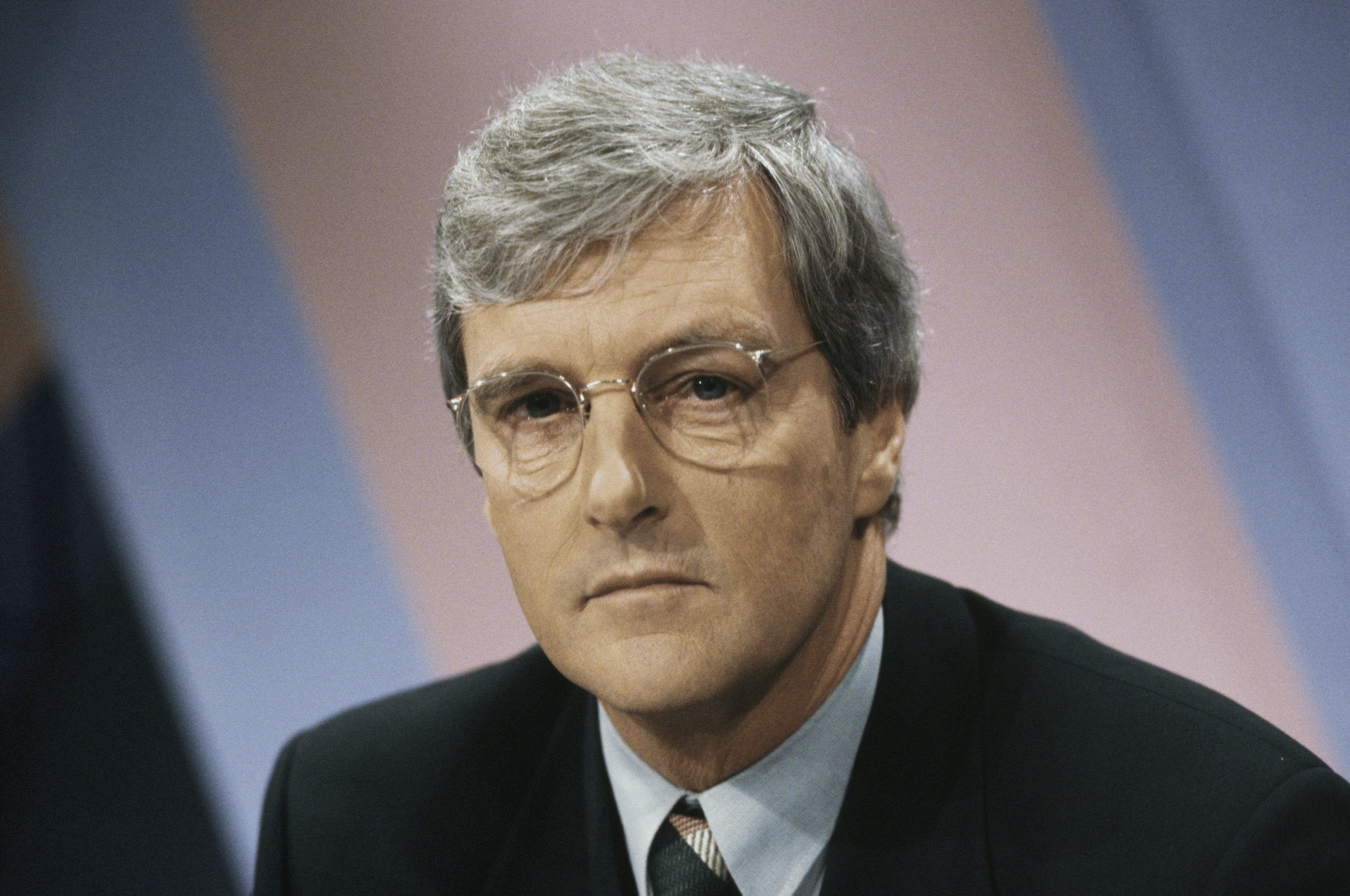 Voormalig presentator NOS Journaal Harmen Siezen (84) overleden | de ...