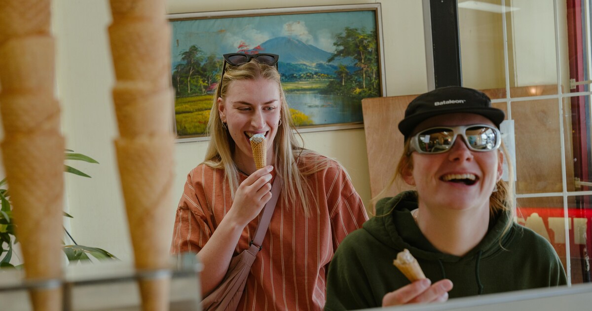 In het weekend nemen we het leven door met een toevallige passant. Deze ...