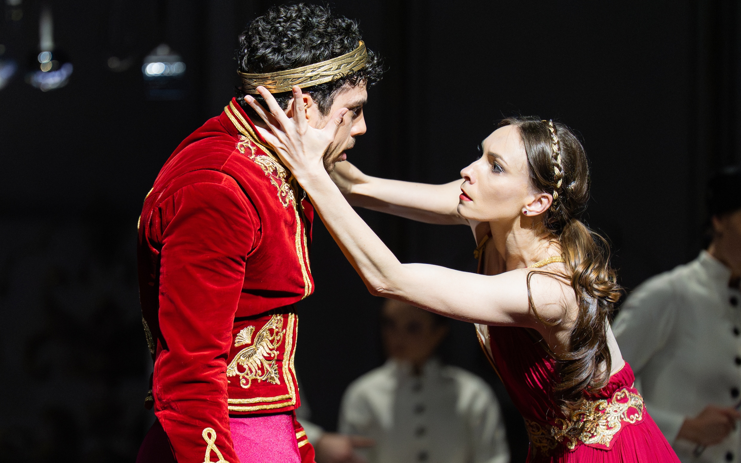 Héél véél dramatische armgebaren in de gloednieuwe ‘Lady Macbeth’ van ...