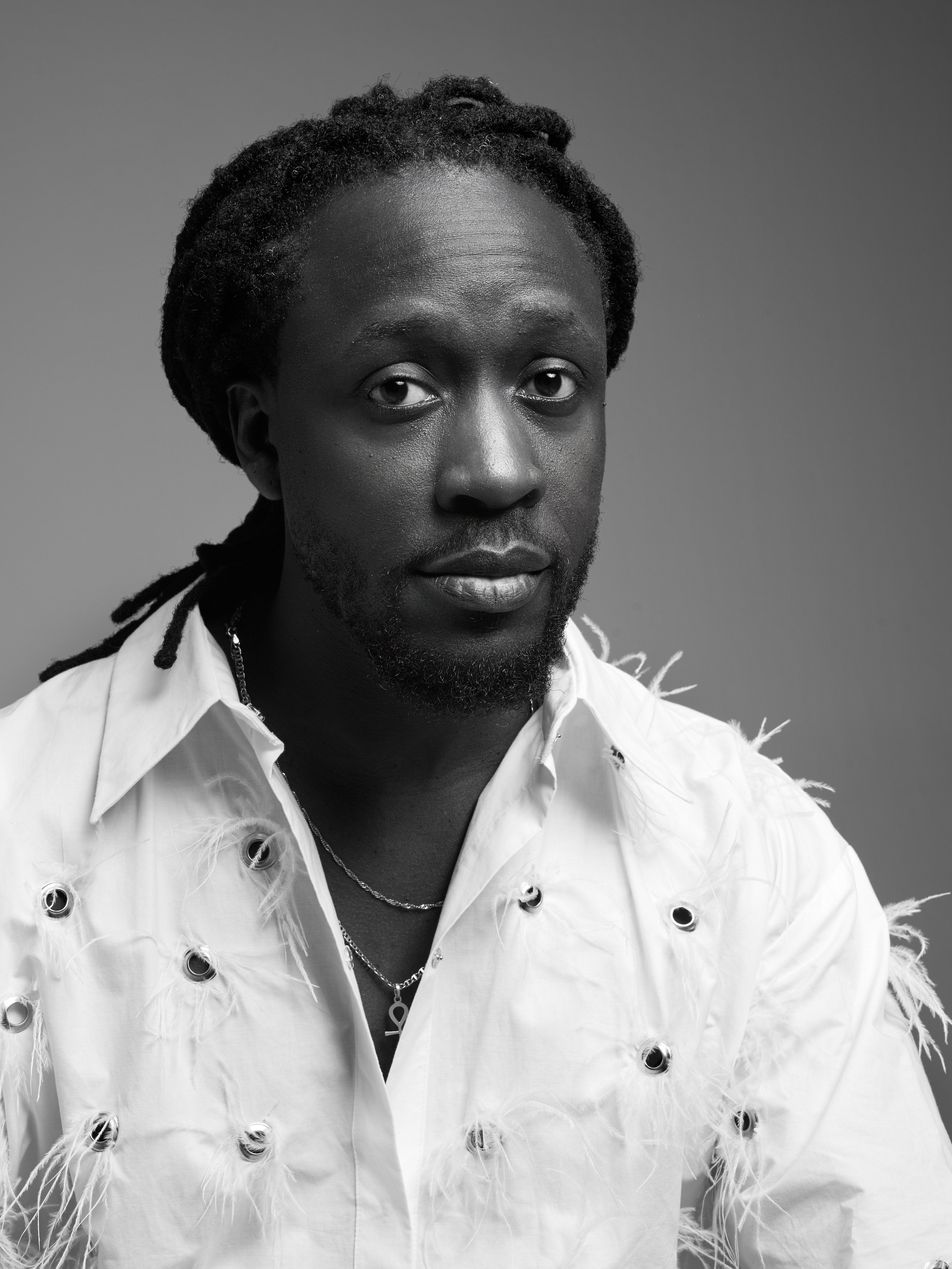 Muzikant en omroepdirecteur Akwasi blijft optimistisch: ‘Haat en ...