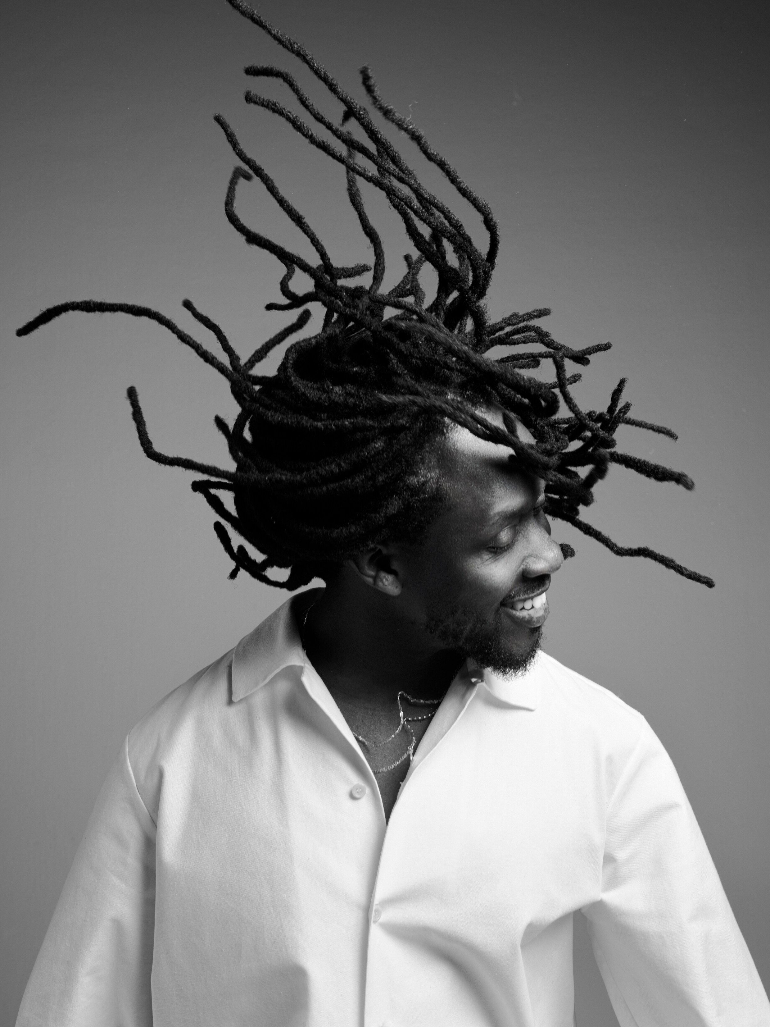 Muzikant en omroepdirecteur Akwasi blijft optimistisch: ‘Haat en ...