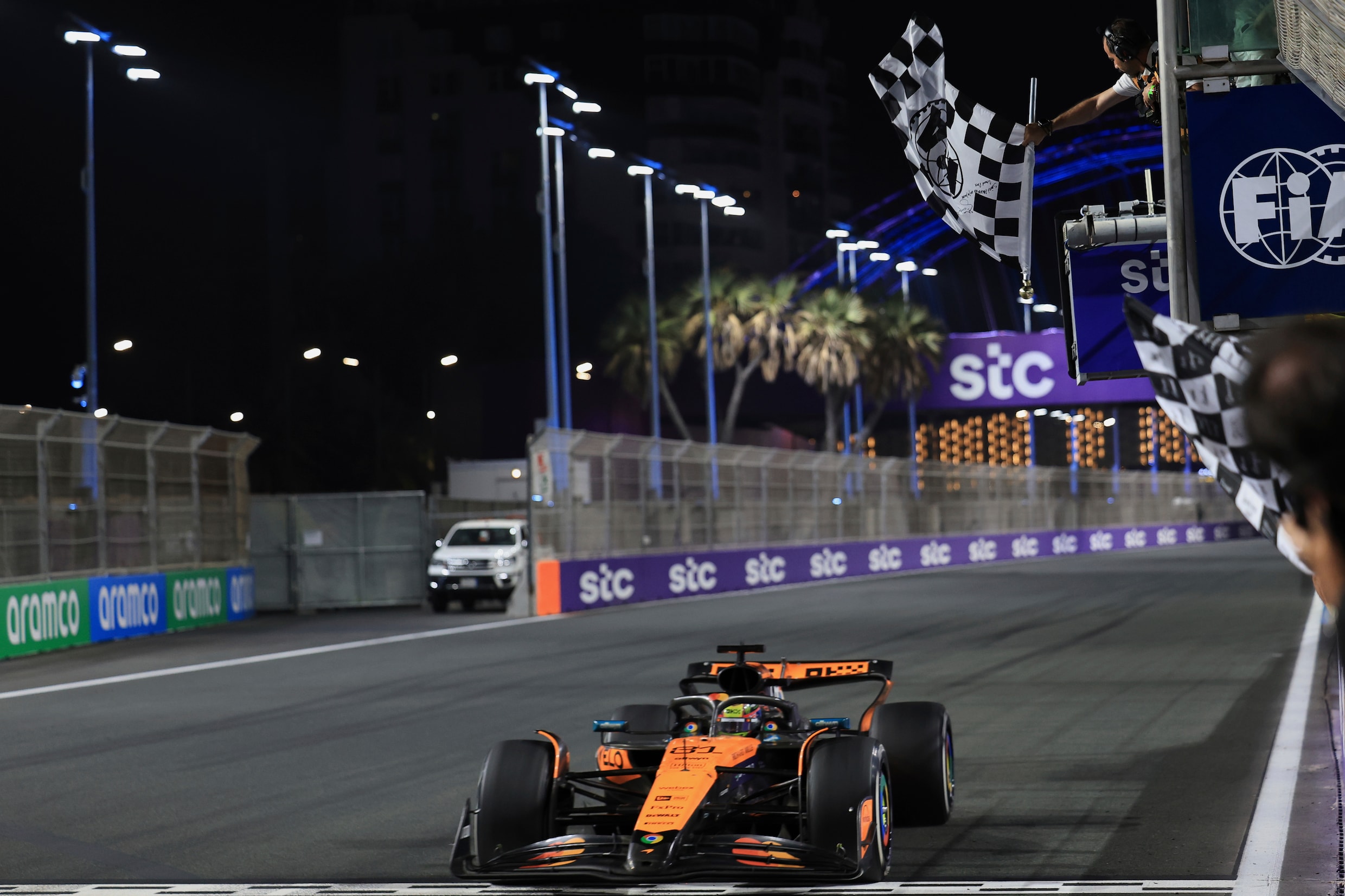 Na een tijdstraf van 5 seconden moet Verstappen genoegen nemen met de tweede plek in Jeddah | de ...