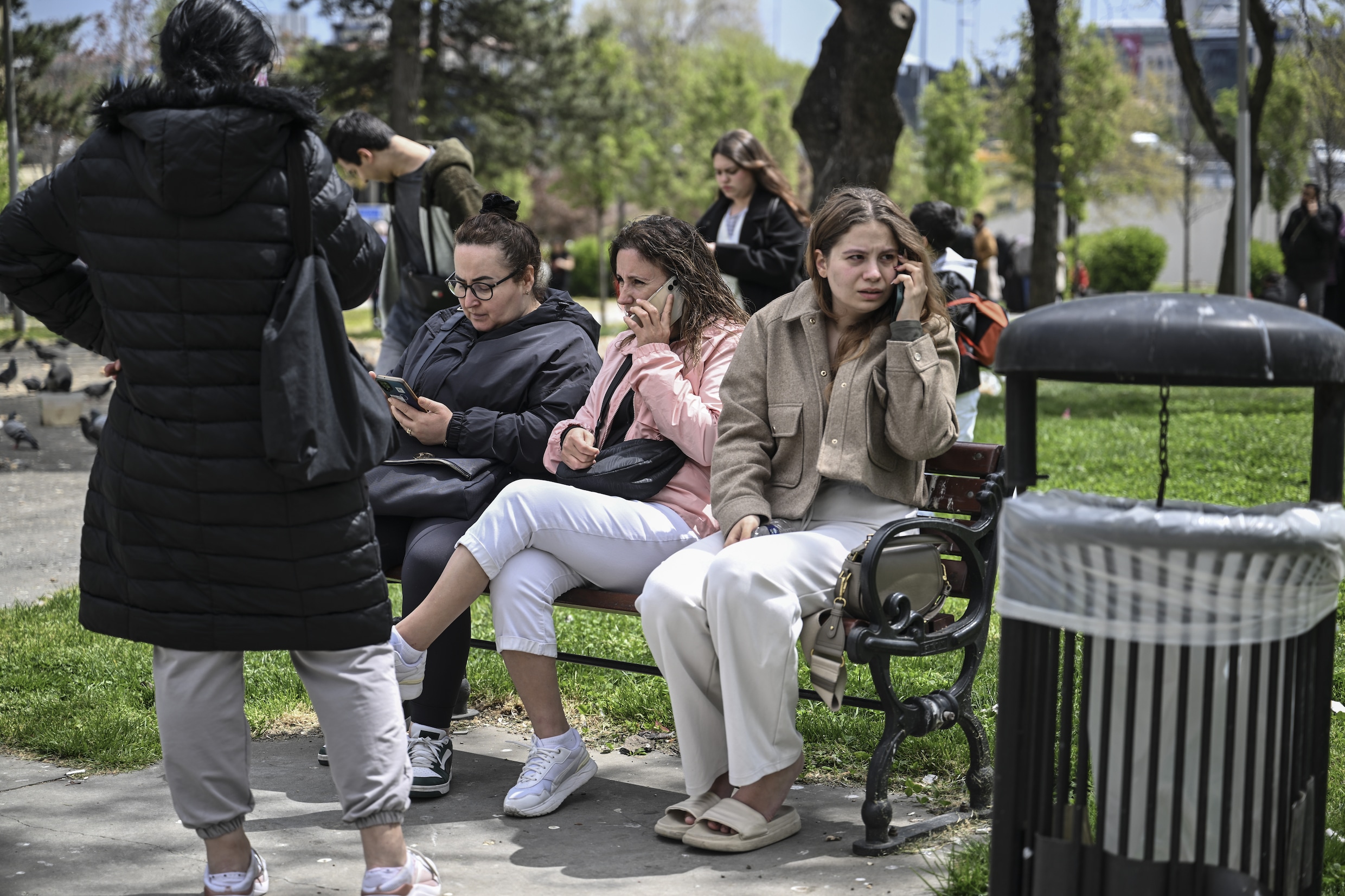 Bewoners Istanbul opgeschrikt door aardbeving met een kracht van 6,2 ...