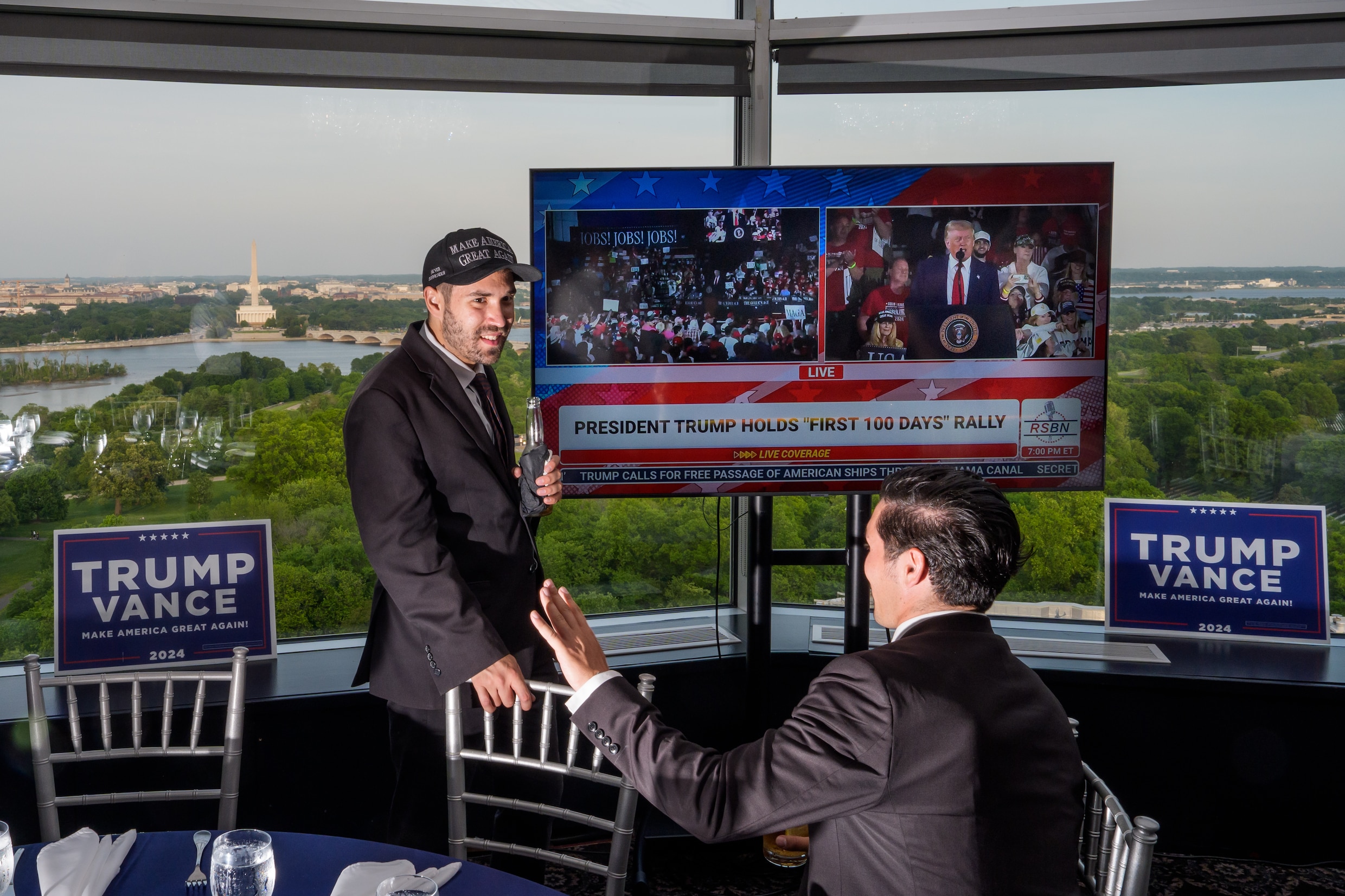 Amerikanen keren zich af van Trump, maar zijn grootste fans feesten: ‘Hoe langer ik onder zijn ...