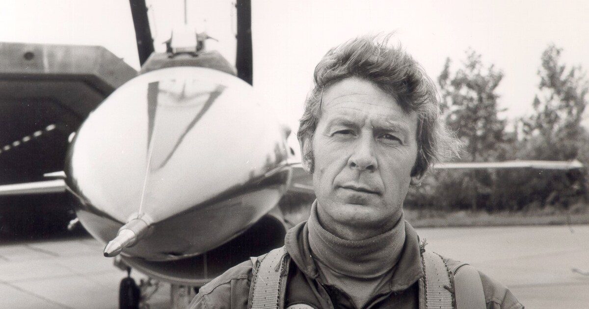 Wim Sneek vloog als eerste met de F-16, en maakte daarna nog eens 3.500 ...
