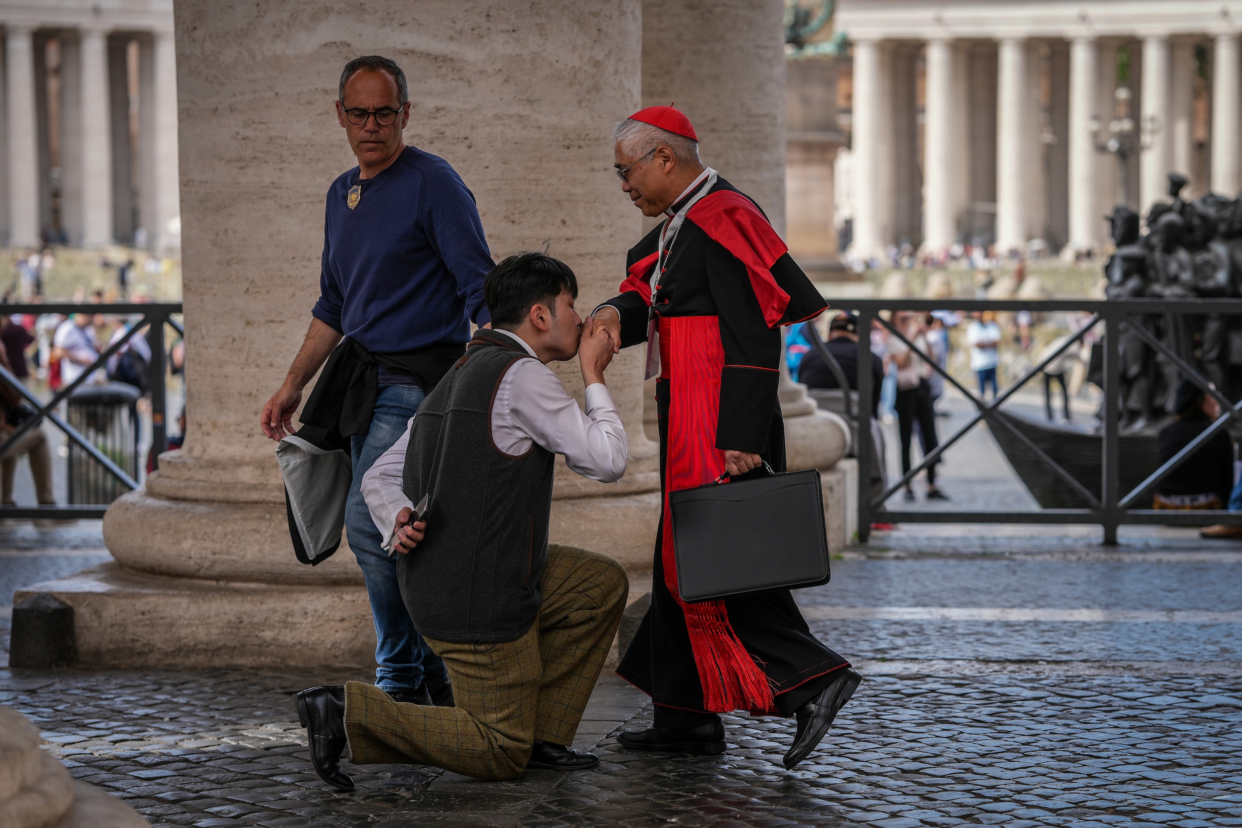Met de start van het conclaaf beleven de ‘vaticanisten’ gouden tijden ...