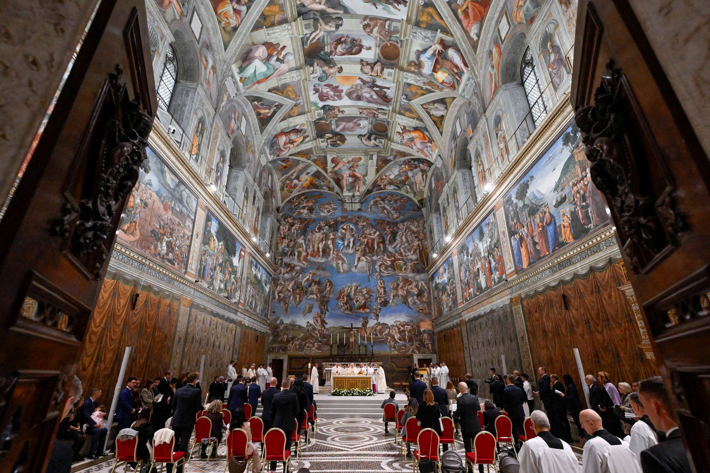 Live nieuwe paus: Paus Leo spreekt zich op eerste persconferentie uit ...