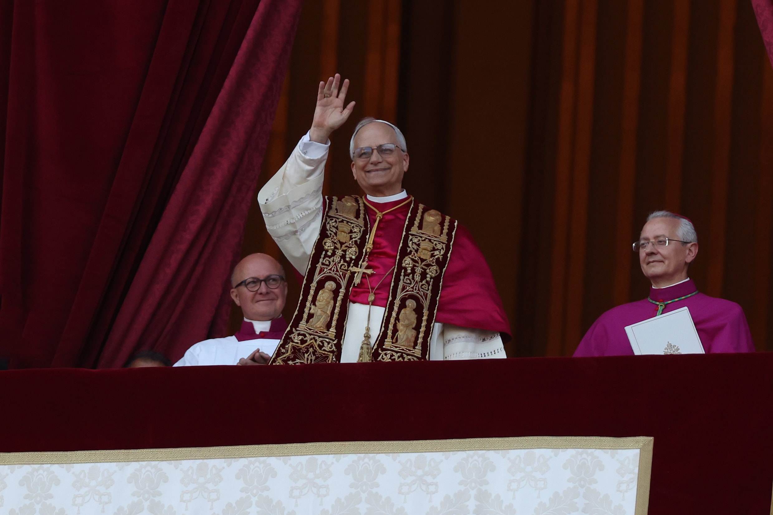 Live nieuwe paus: Paus Leo spreekt zich op eerste persconferentie uit ...