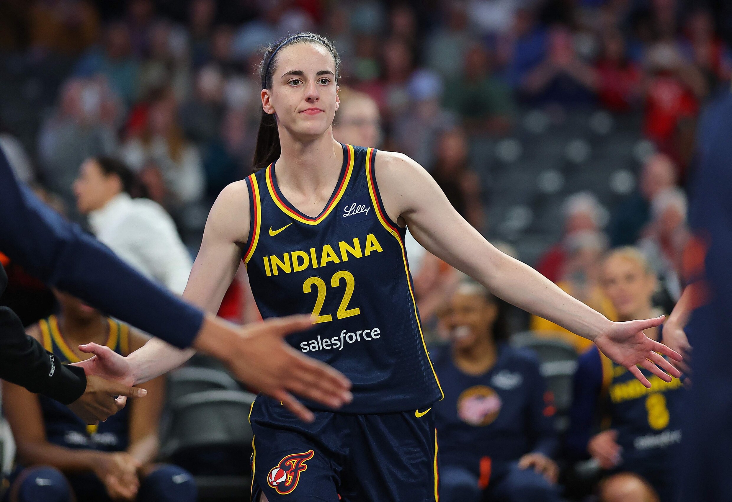 Het Caitlin Clark-effect: iedereen wil het fenomeen uit Iowa zien ...