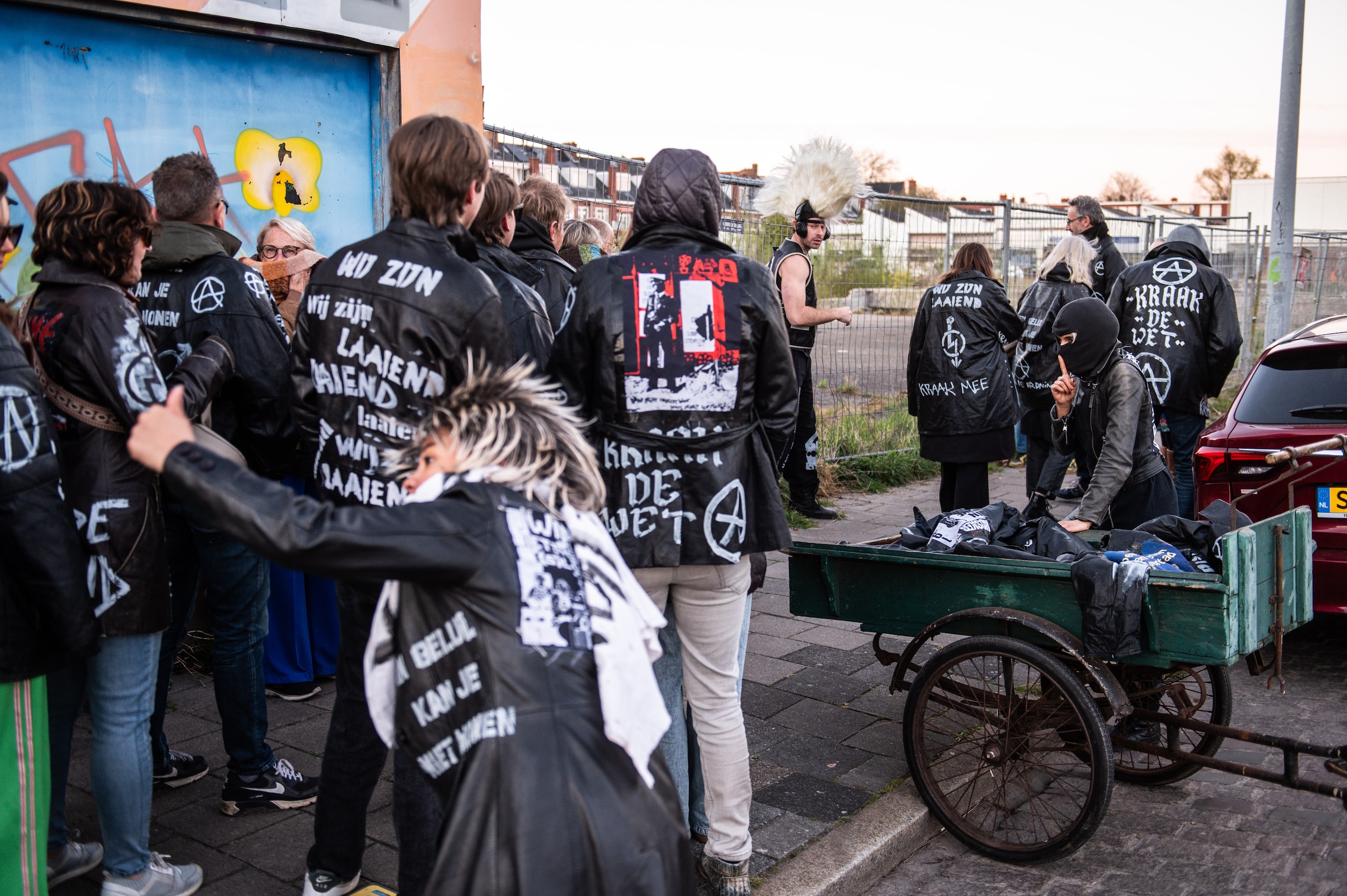 Leren jack aan, punk erbij: ‘Own this shit!’ is actietheater over ...