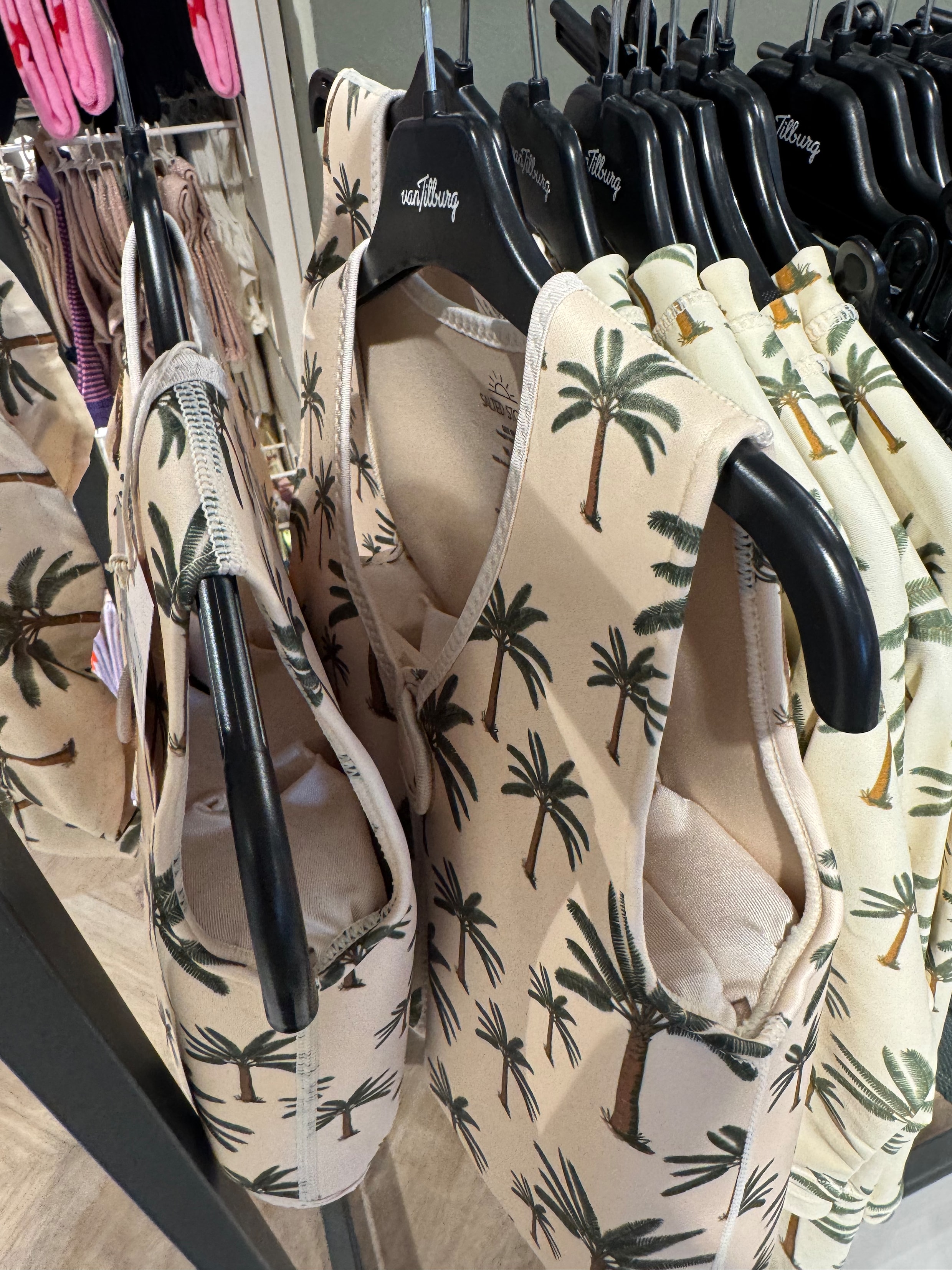 Bij het imperium van Van Tilburg in Nistelrode is het kledingaanbod ...