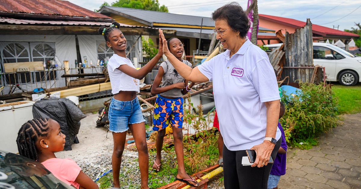 Suriname inaugureert 71-jarige Jennifer Simons als eerste vrouwelijke ...